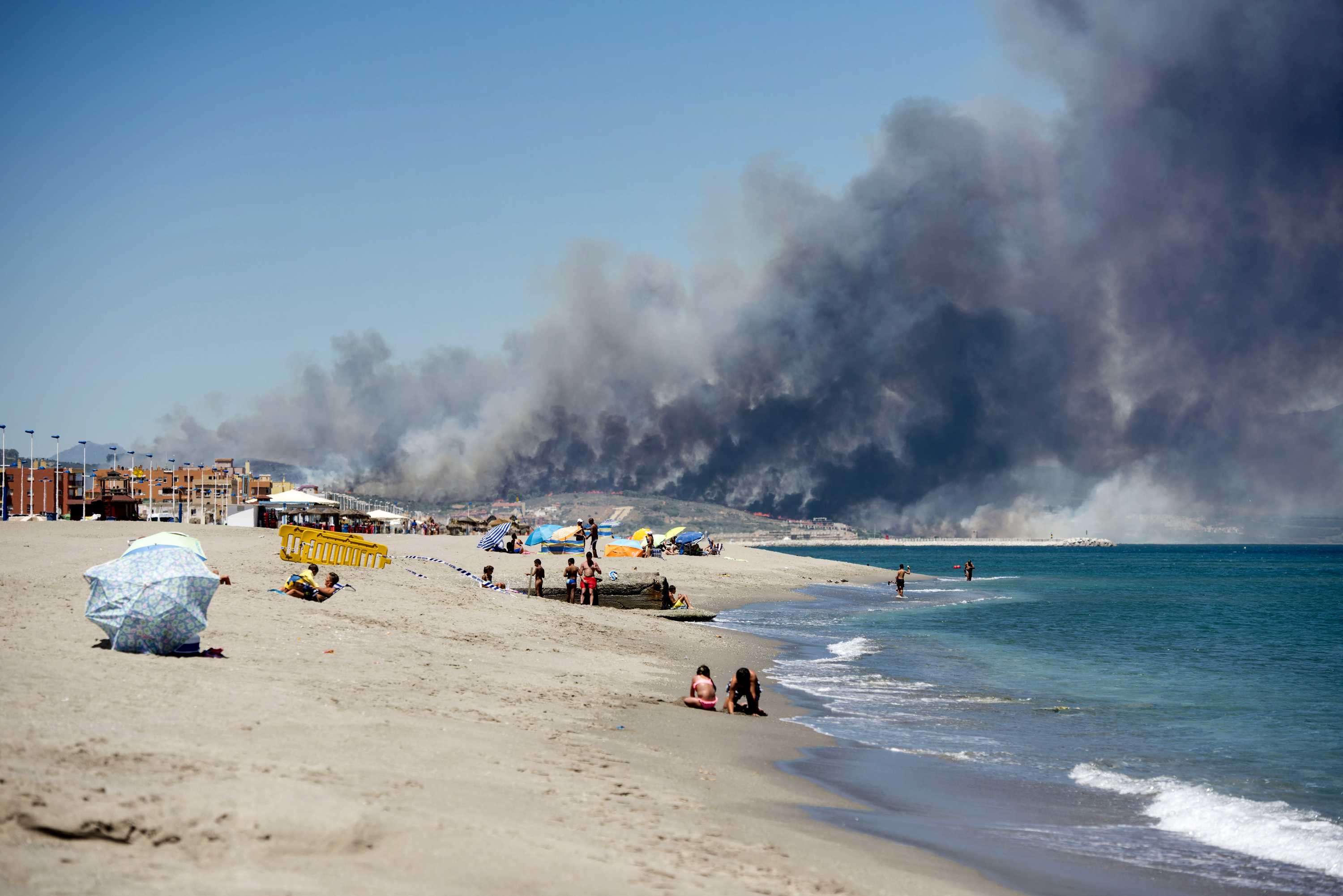 Costa del Sol wildfires force holidaymakers to flee Spanish seaside ...