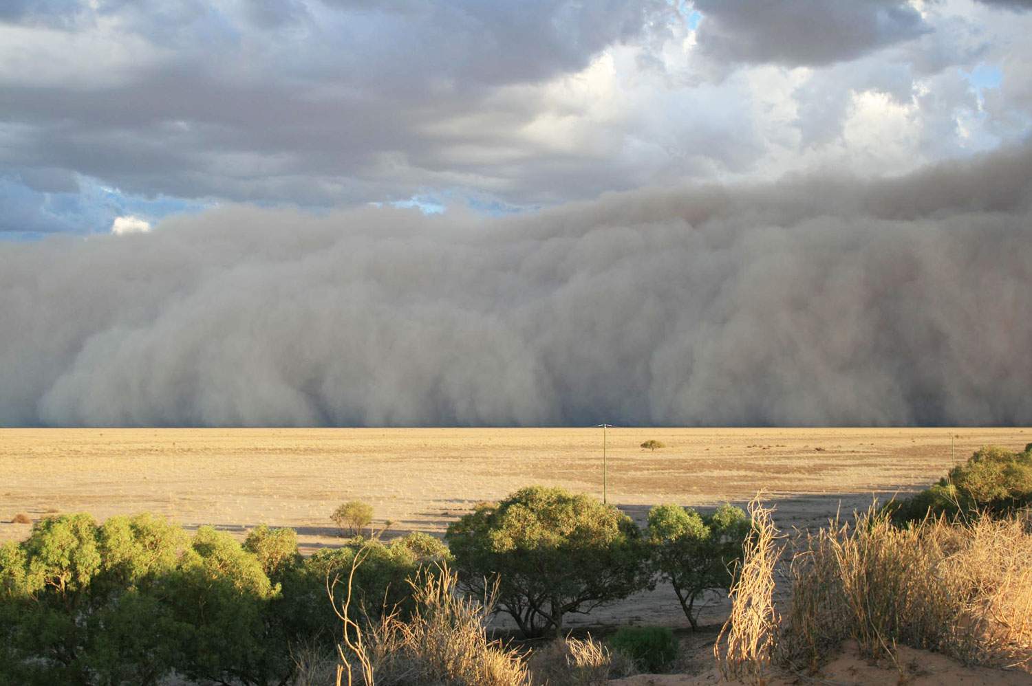 Enormous dust storm 'turned day into night' in town of Bedourie in far ...