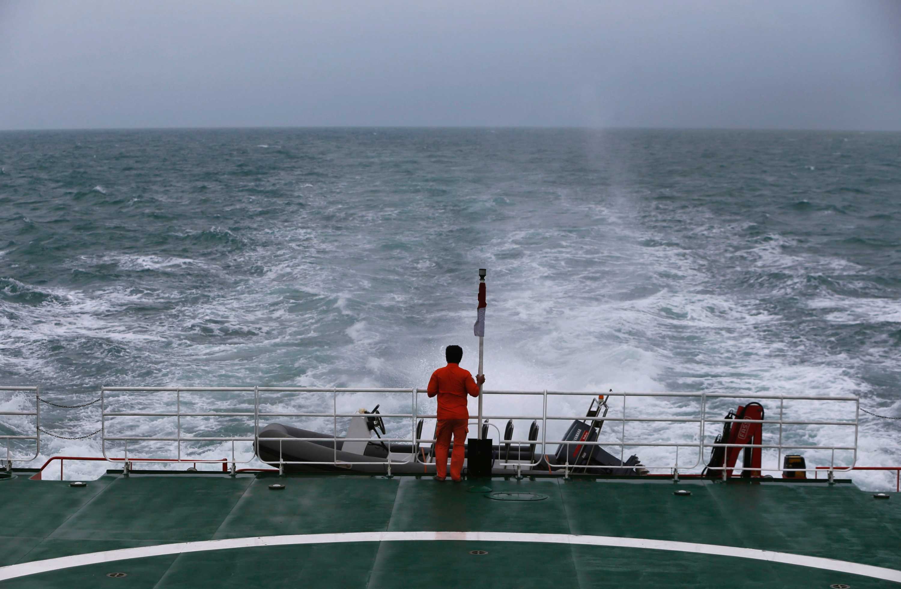 AirAsia QZ8501: Five large parts of missing jet found off Borneo coast ...