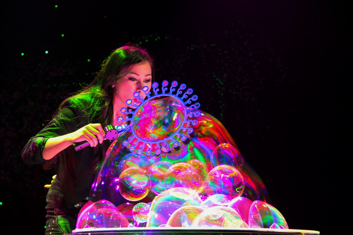 Gazillion Bubble Show: Record-breaking bubble artist Melody Yang pops ...