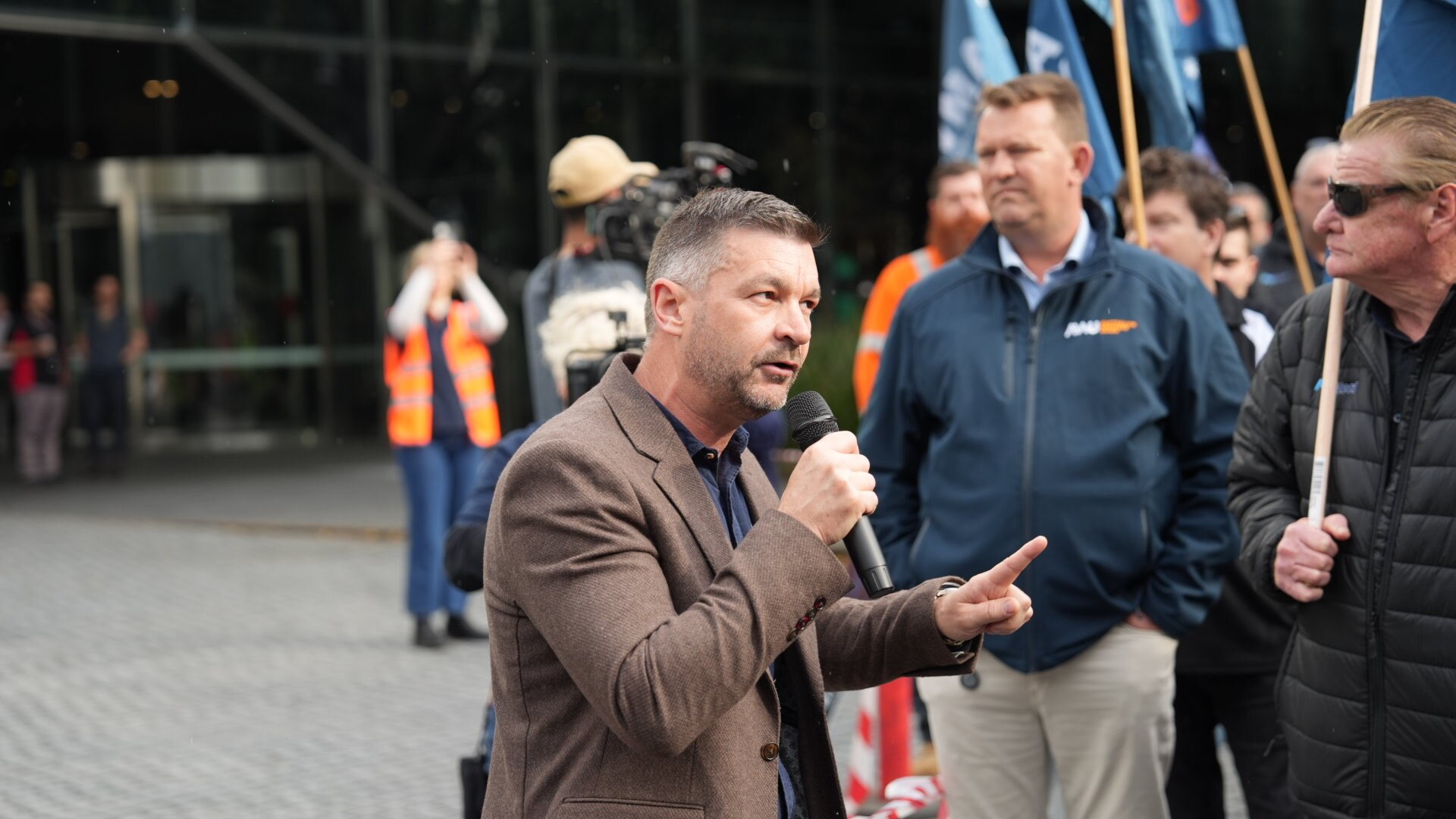 Qantas engineers warn strikes will continue if airline doesn't make higher pay offer - ABC News