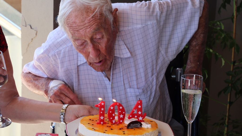 Professor David Goodall celebrates his 104th birthday - ABC News