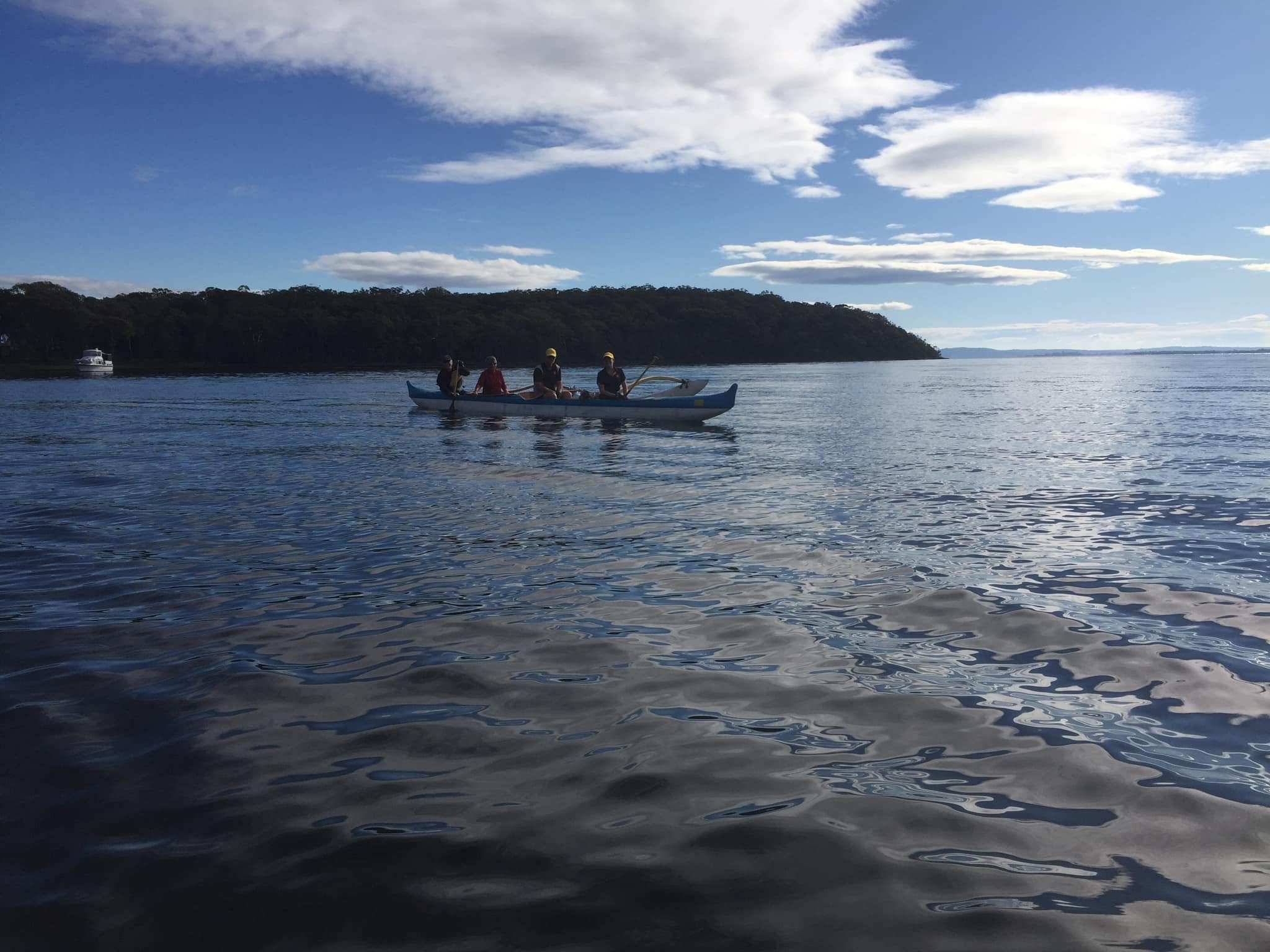 Makai Lakes Hawaiian Outriggers hit the water at Lake Macquarie - ABC ...