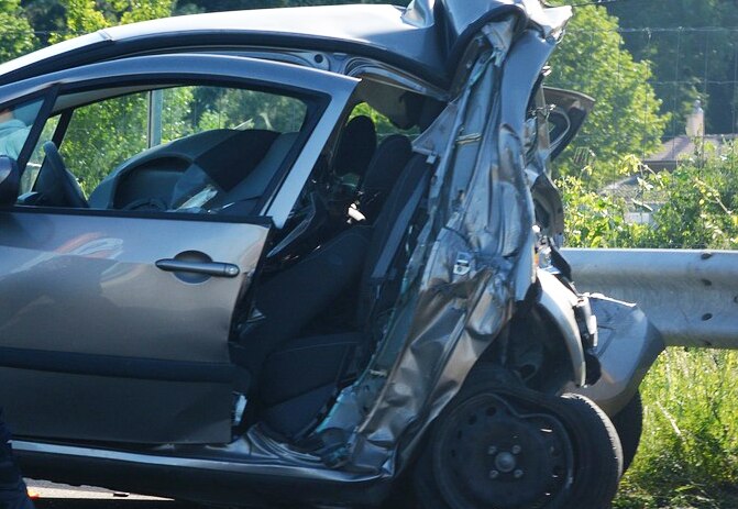 Parked cars, stationary objects a problem for Tasmanian drivers, AAMI ...