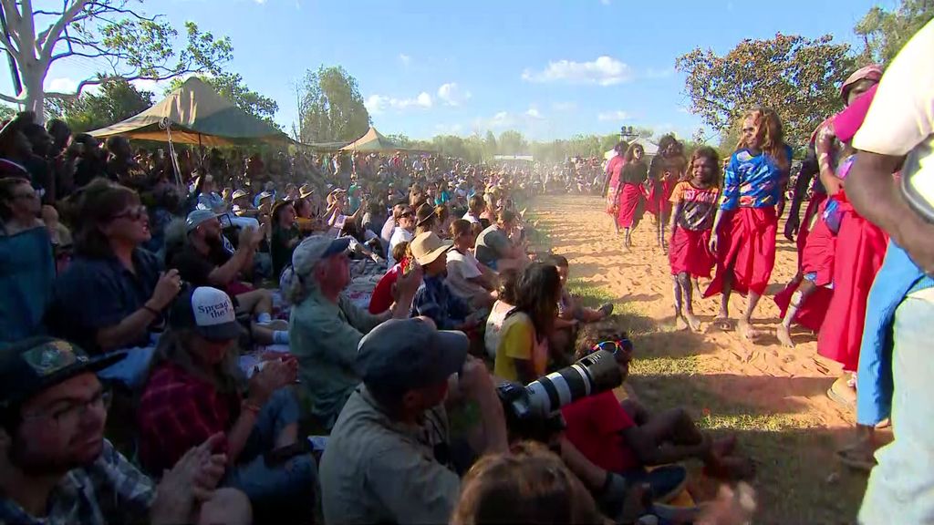 Crowds travel hundreds of kilometres to attend Barunga Festival - ABC News