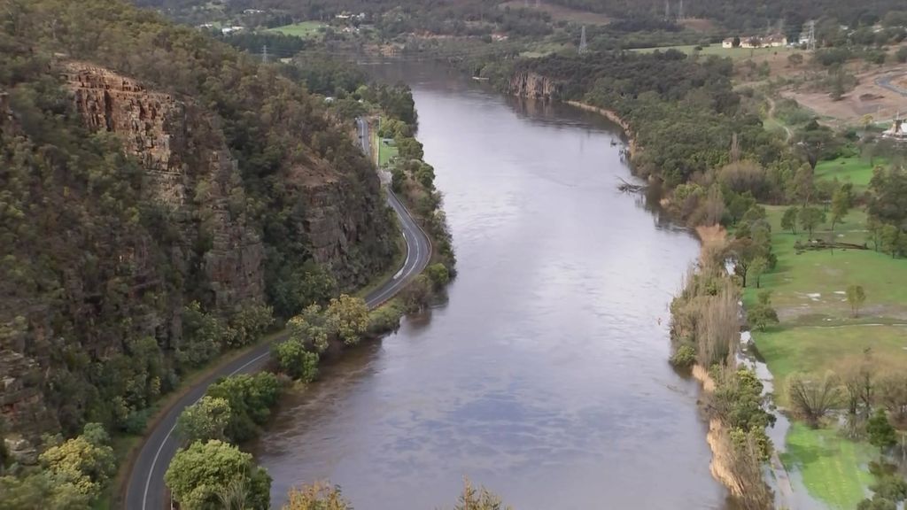 Reporter describes 'cyclonic' winds in Launceston - ABC News