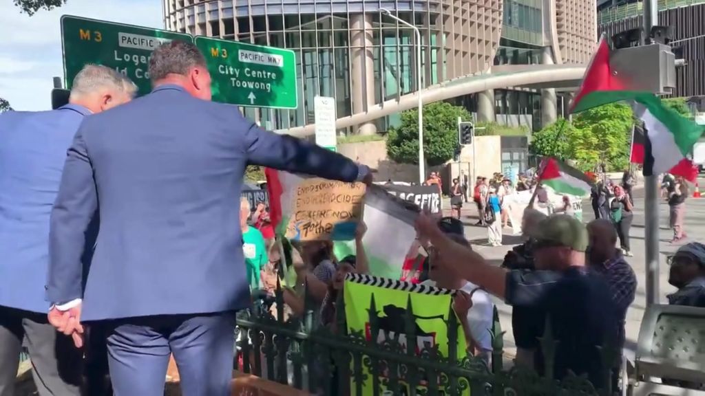 Katter's Australian Party MPs disrupt protest - ABC News