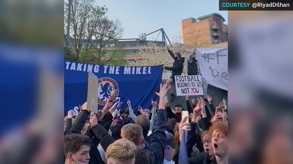 Chelsea fans protest against plans for team to join breakaway league ...