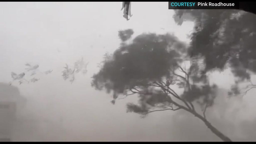 Strong winds hit South Australian town - ABC News