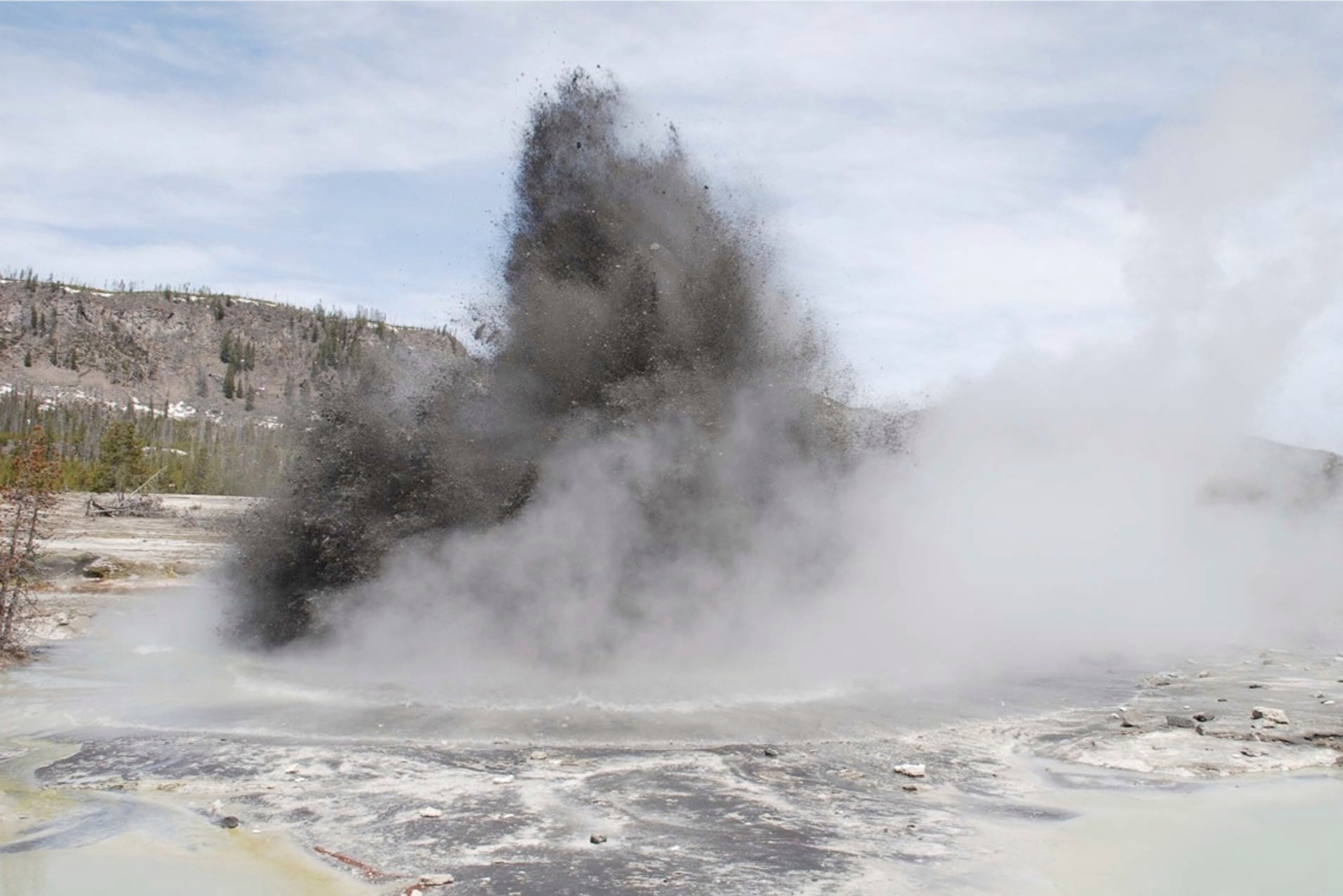 Surprise hot spring eruption in Yellowstone sends dozens of tourists ...