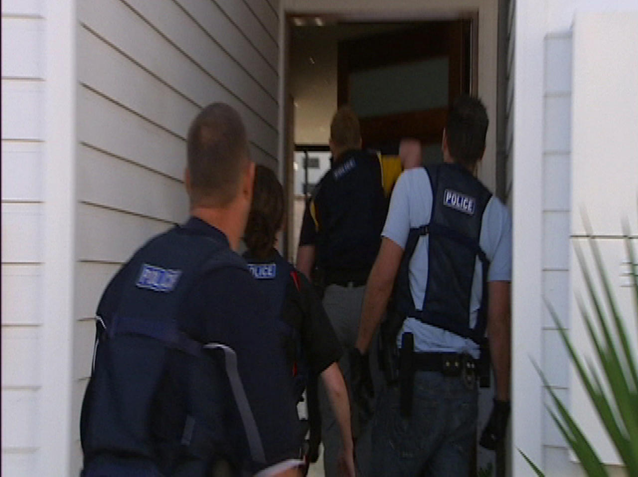 Police raid bikie gang houses all over Perth - ABC News