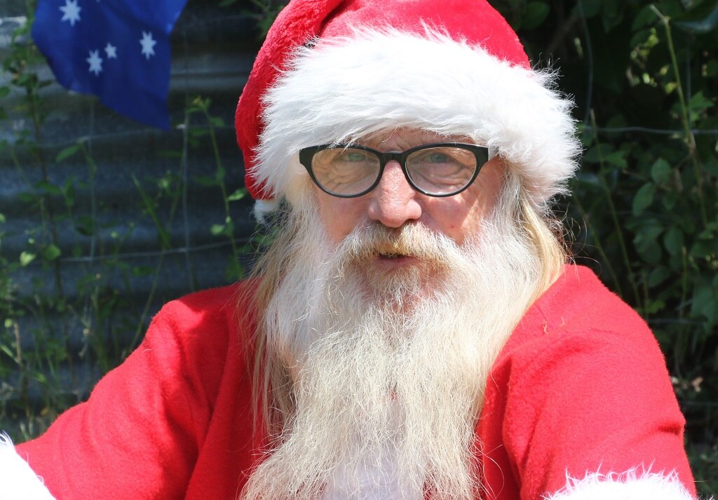 'Barefoot Santa' spreads cheer for 18th year despite personal struggles ...