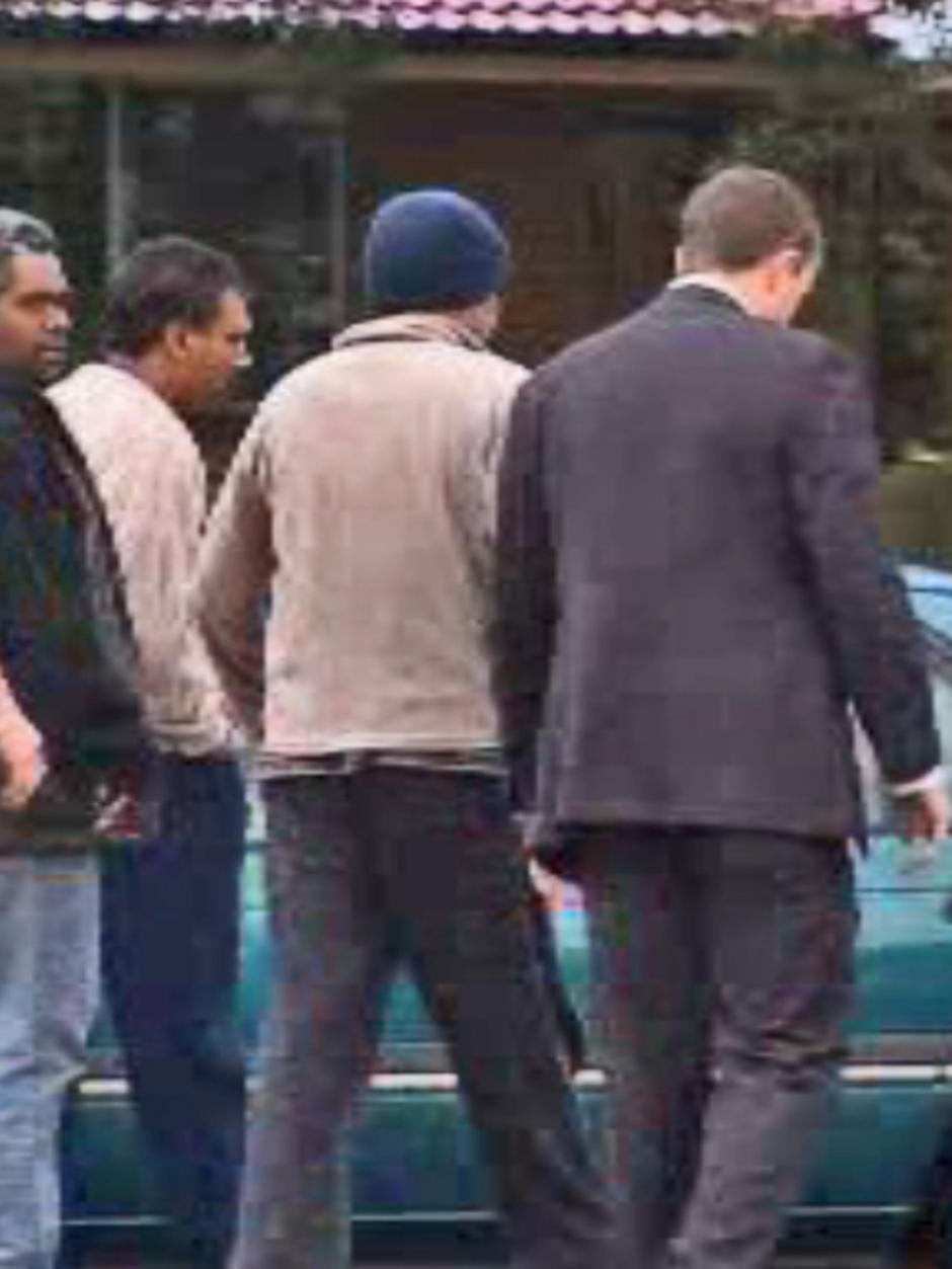Magistrate flees court as brawl erupts - ABC News