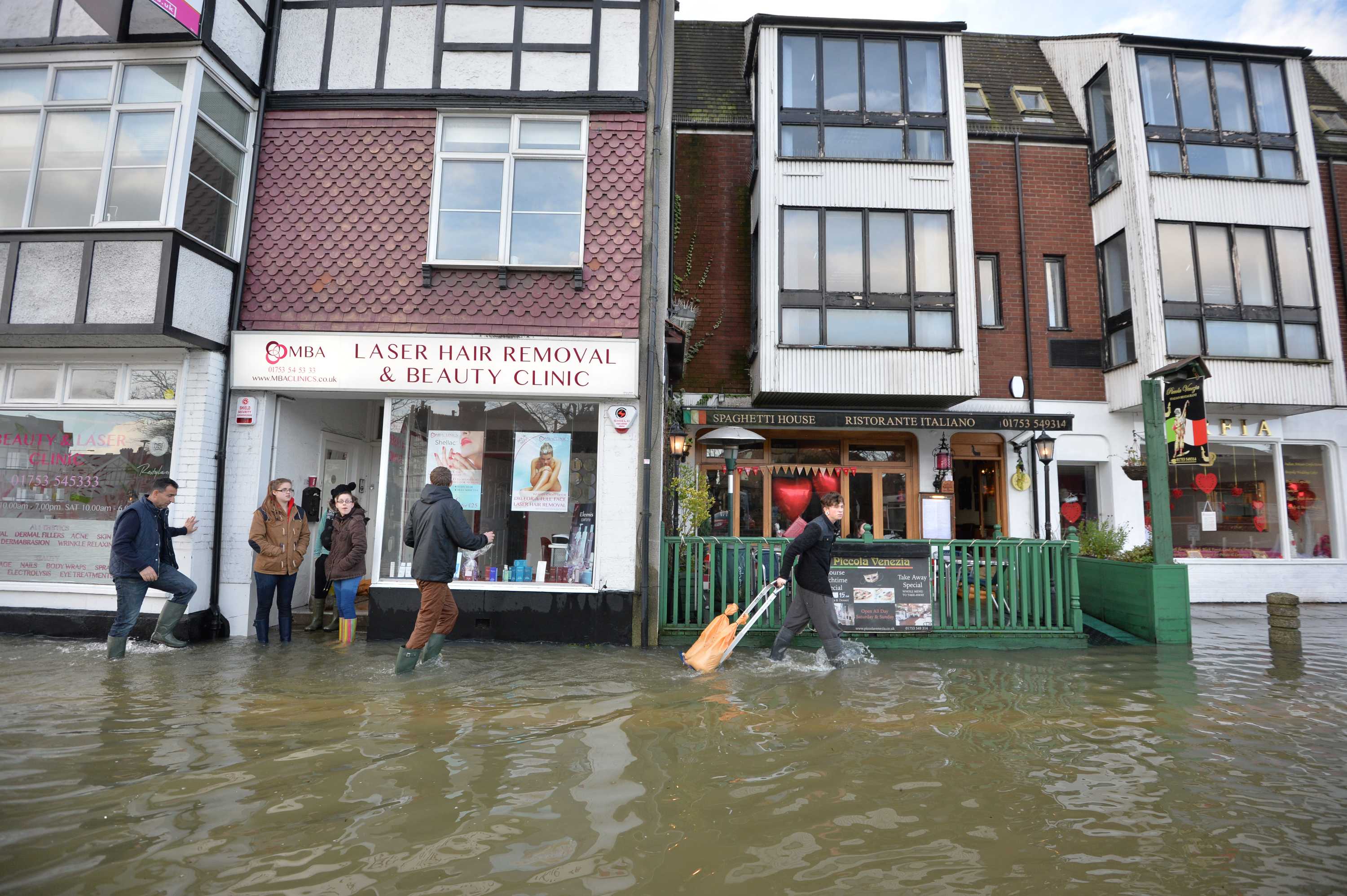 UK floods: Alert issued as River Thames breaks banks - ABC News