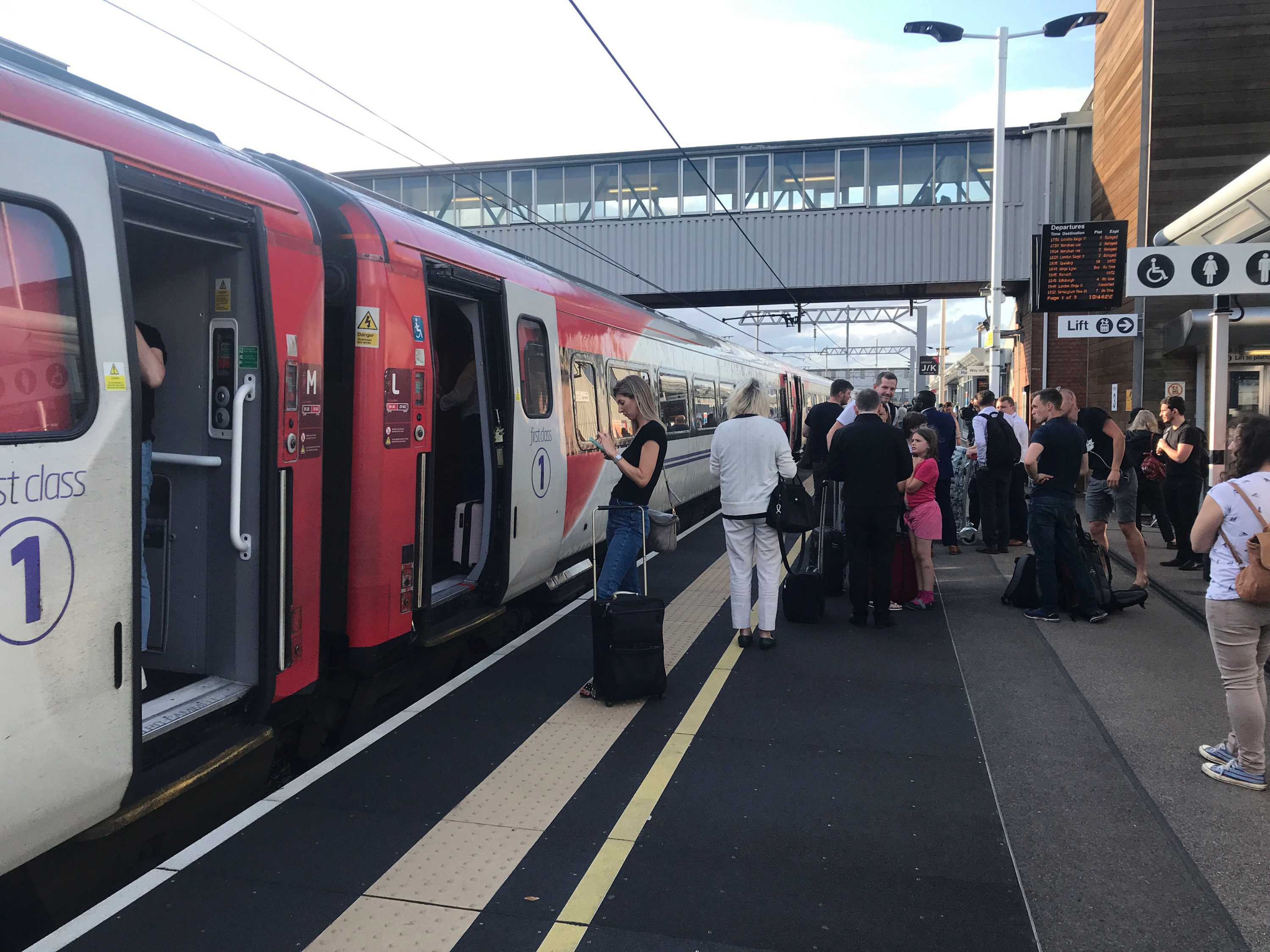 Blackout hits Britain, causing commuter chaos - ABC News