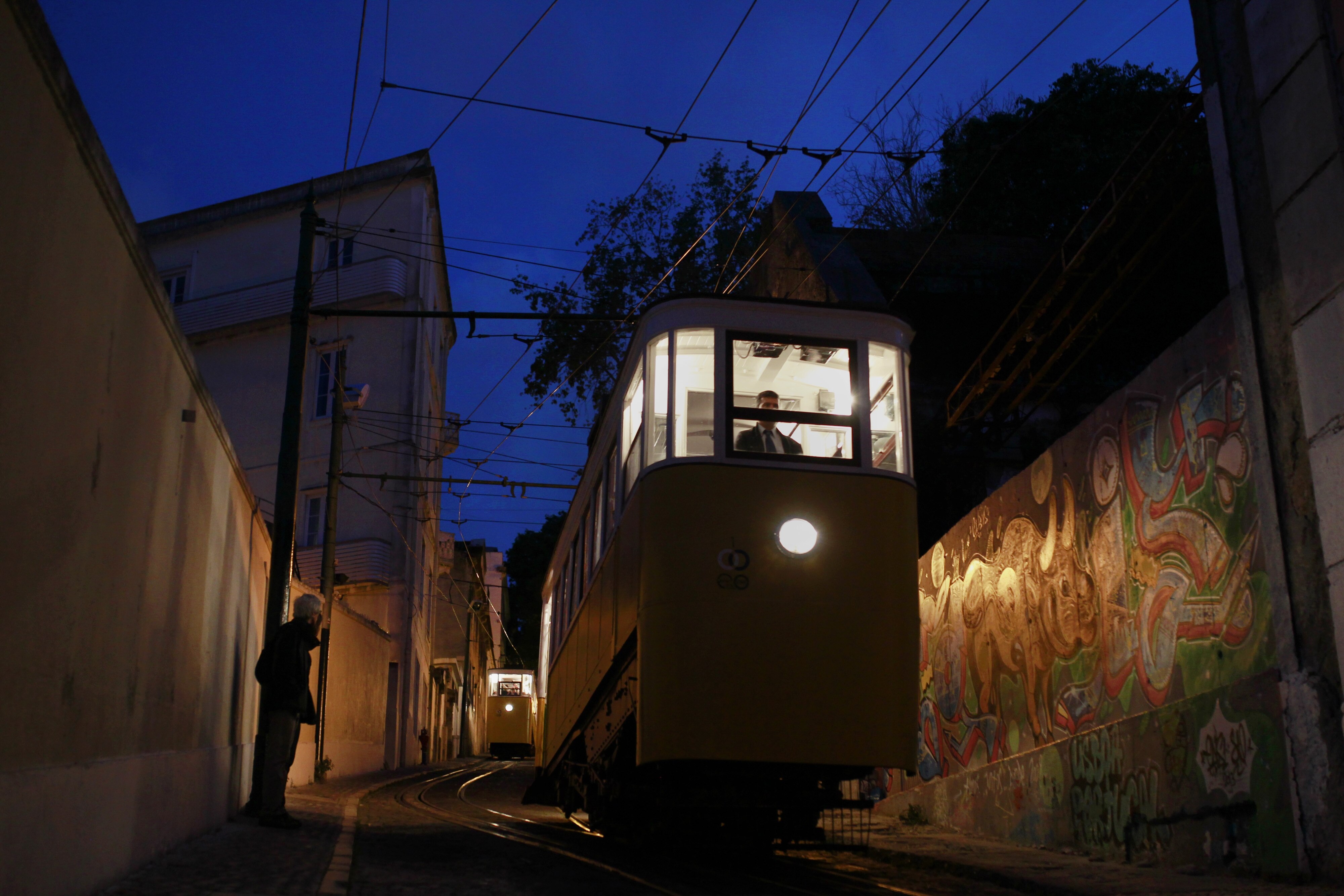 What is a funicular railway? How does it work? - ABC News