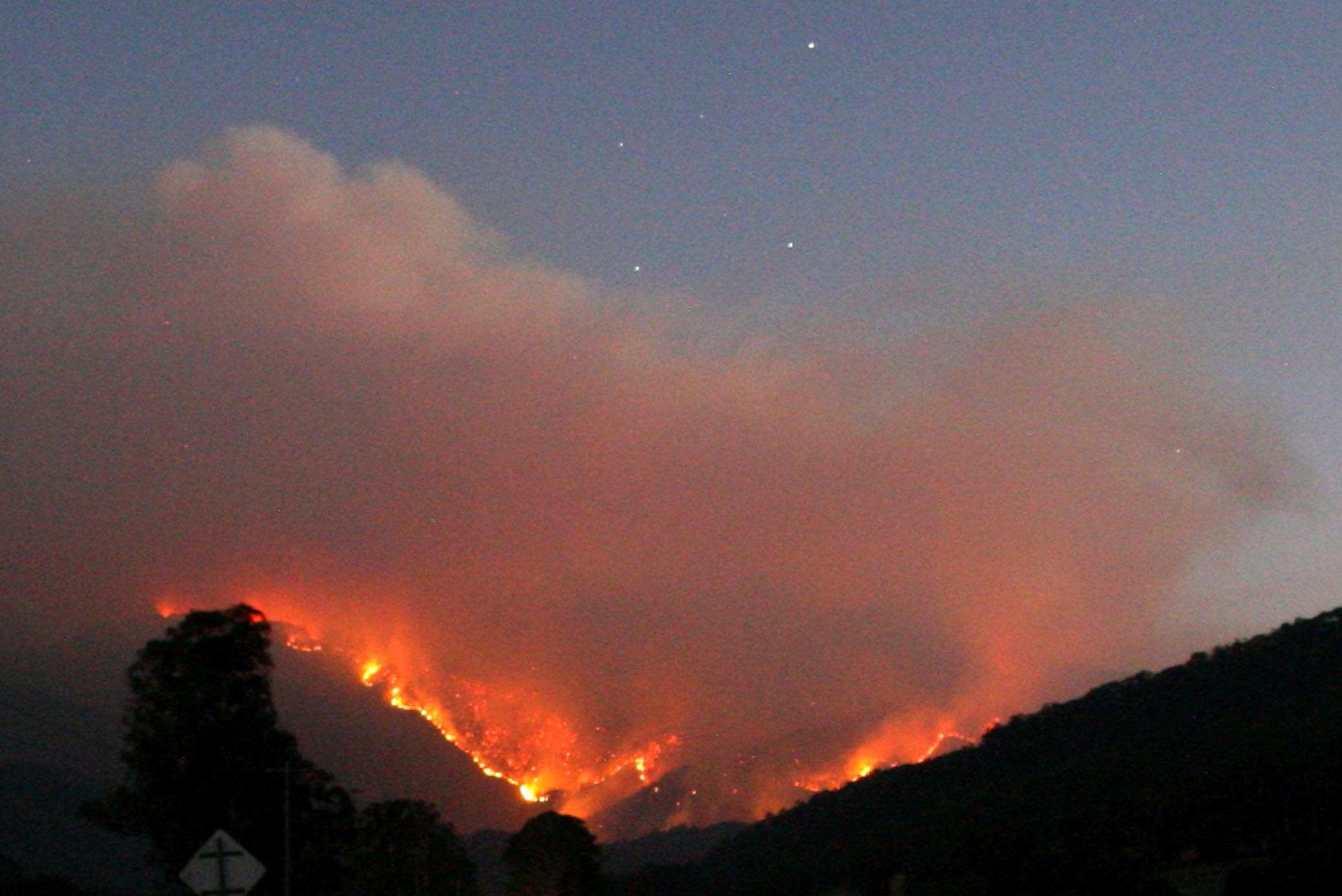 Fire rages in Victoria's high country - ABC News