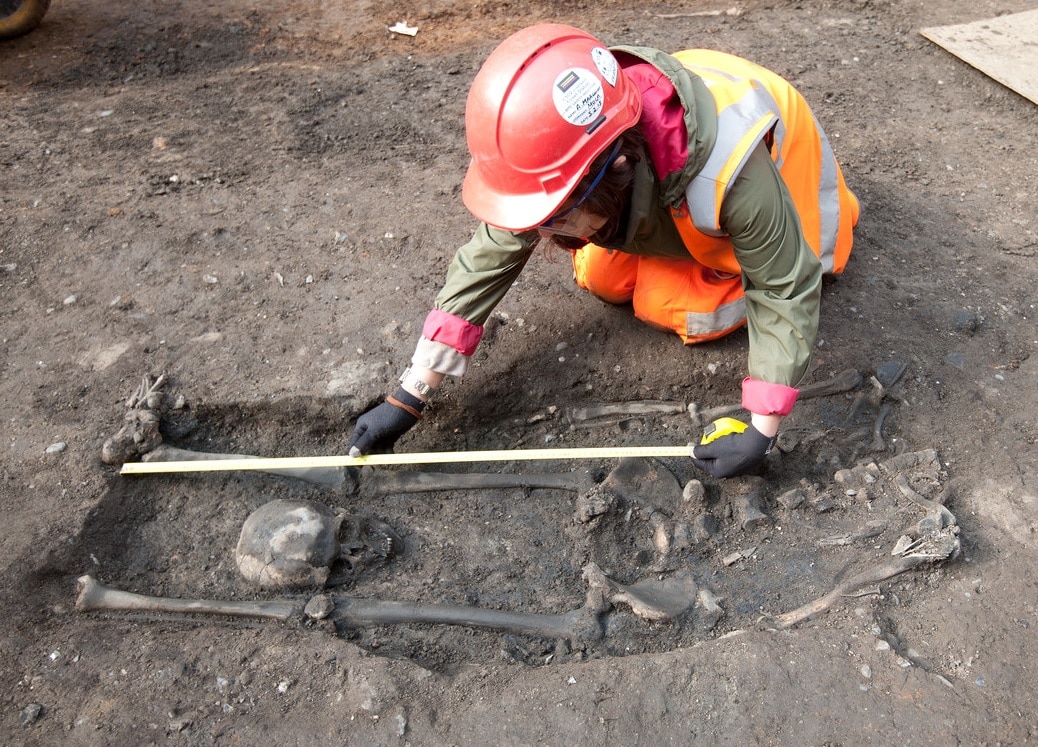 Archaeologists dig up thousands of skeletons under London's Liverpool ...