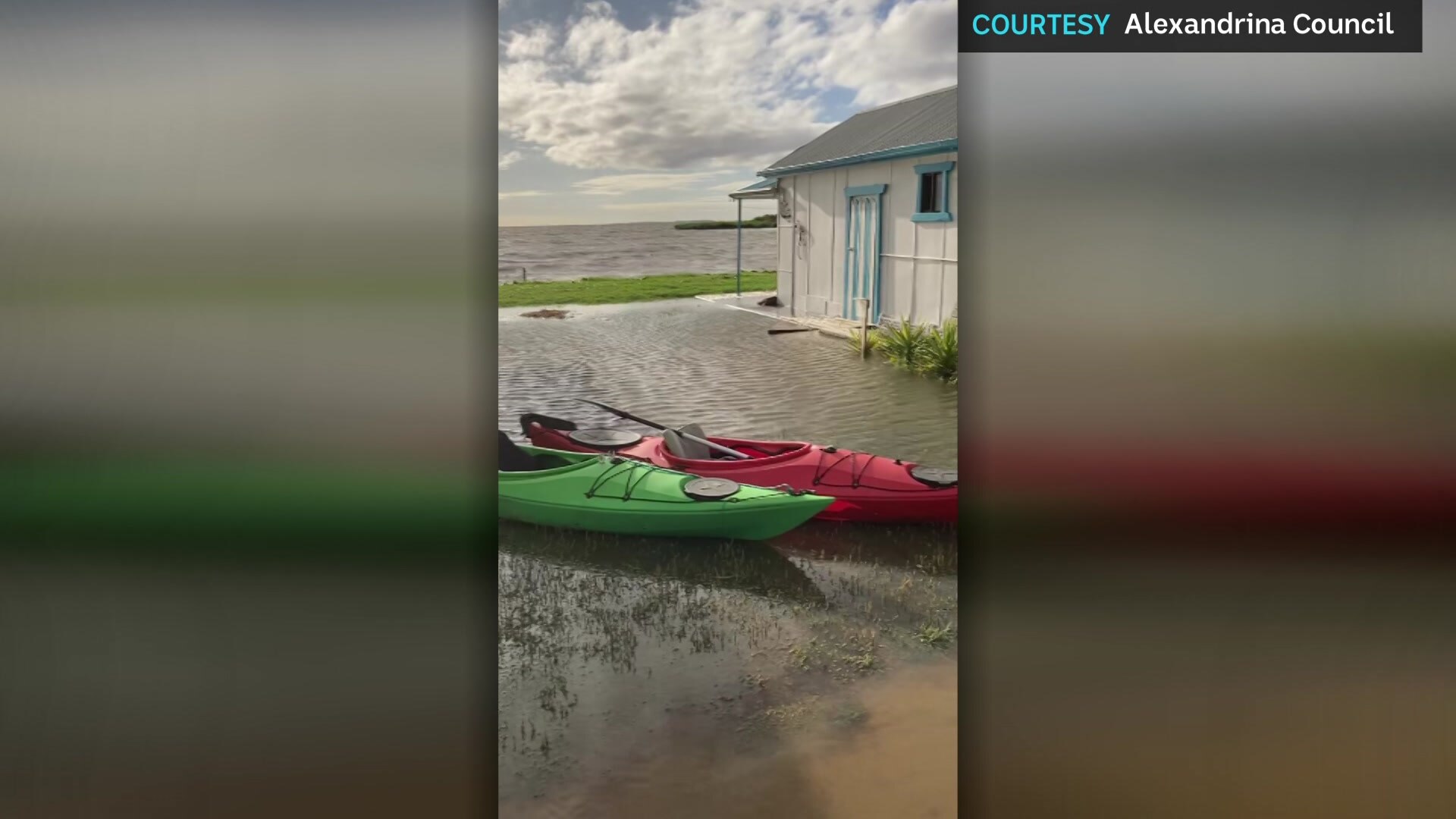 Water from Lake Alexandrina floods shacks at Milang - ABC News