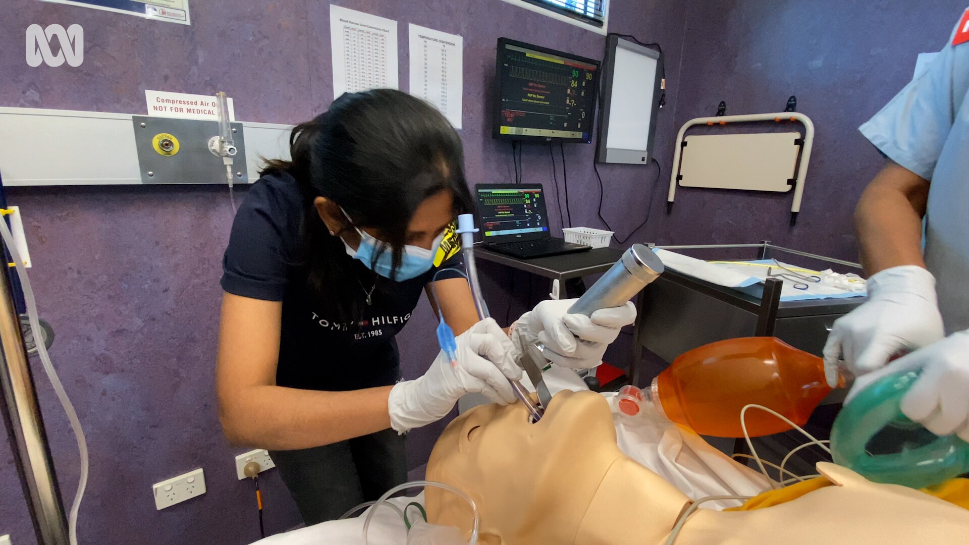 Lifelike mannequins that moan and groan help doctors learn life-saving ...