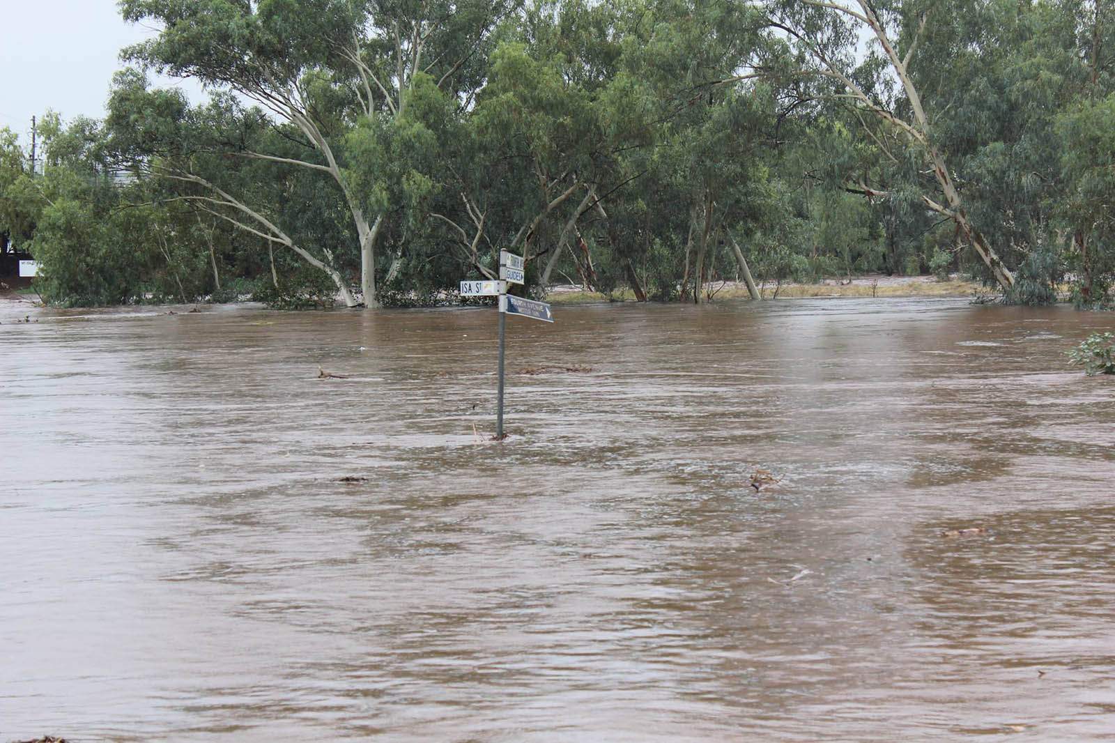 Mt Isa floods as heavy rain falls over north-west Queensland - ABC News