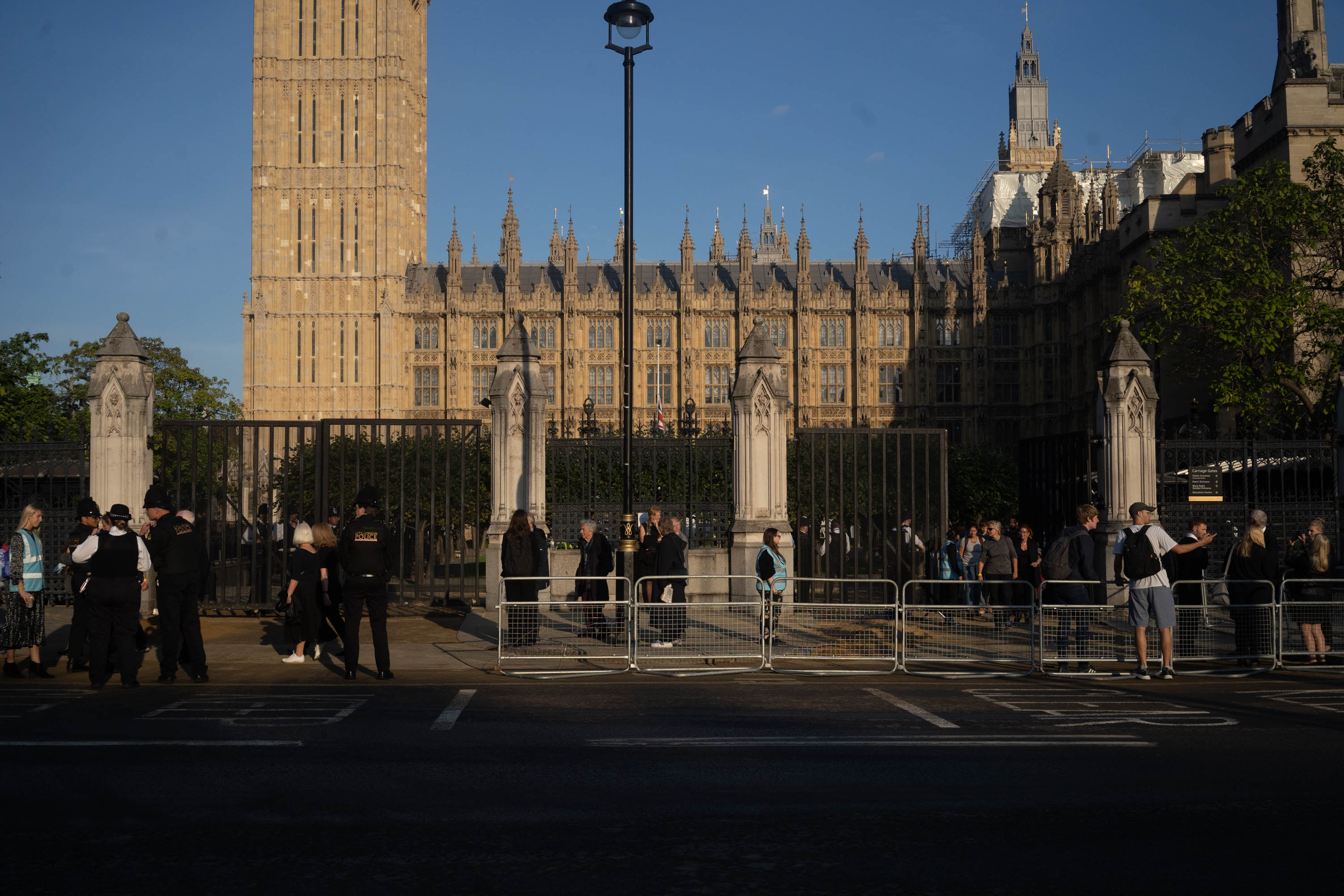 Queue snakes through London as people wait to see Queen Elizabeth lying ...