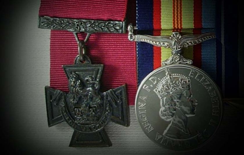 Stokes buys Victoria Cross, Burke and Wills plate - ABC News