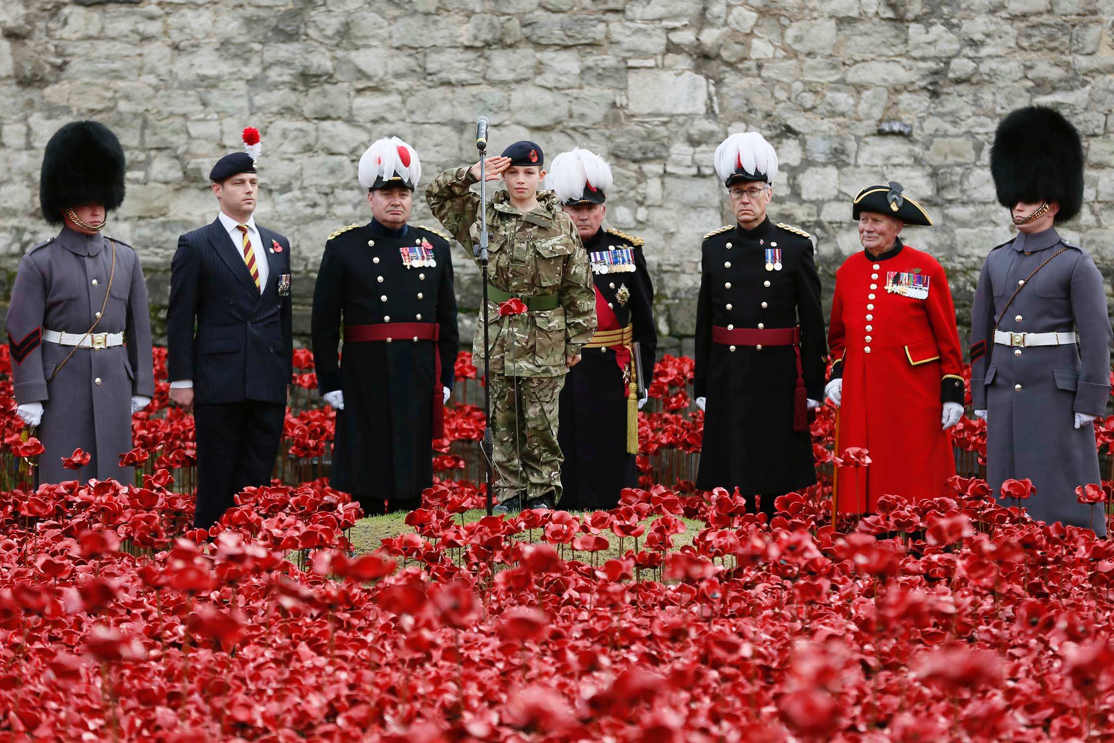 Final poppy planted in Tower of London World War I memorial to British ...