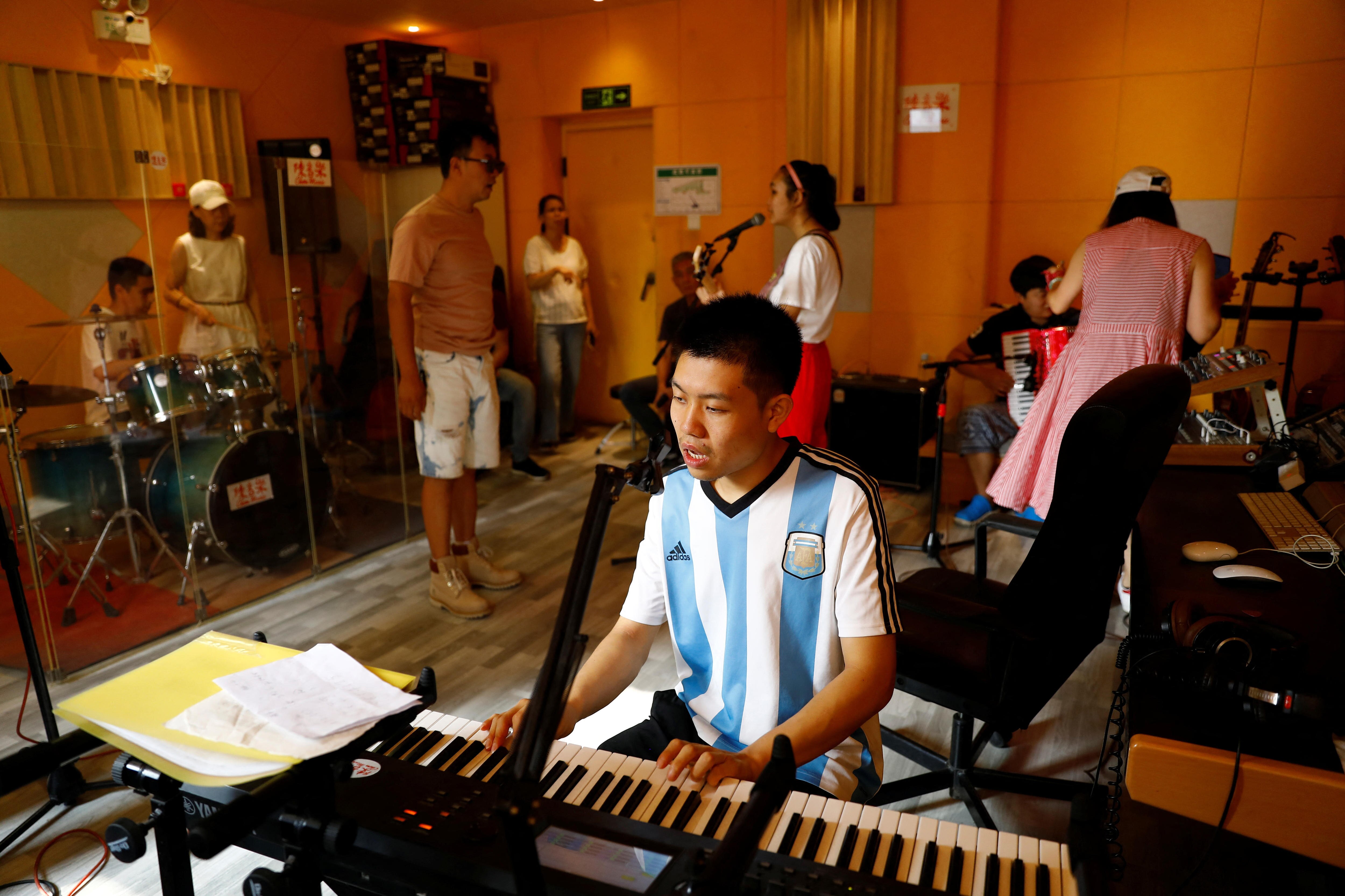 Music lessons give young people with autism in China a voice - ABC News