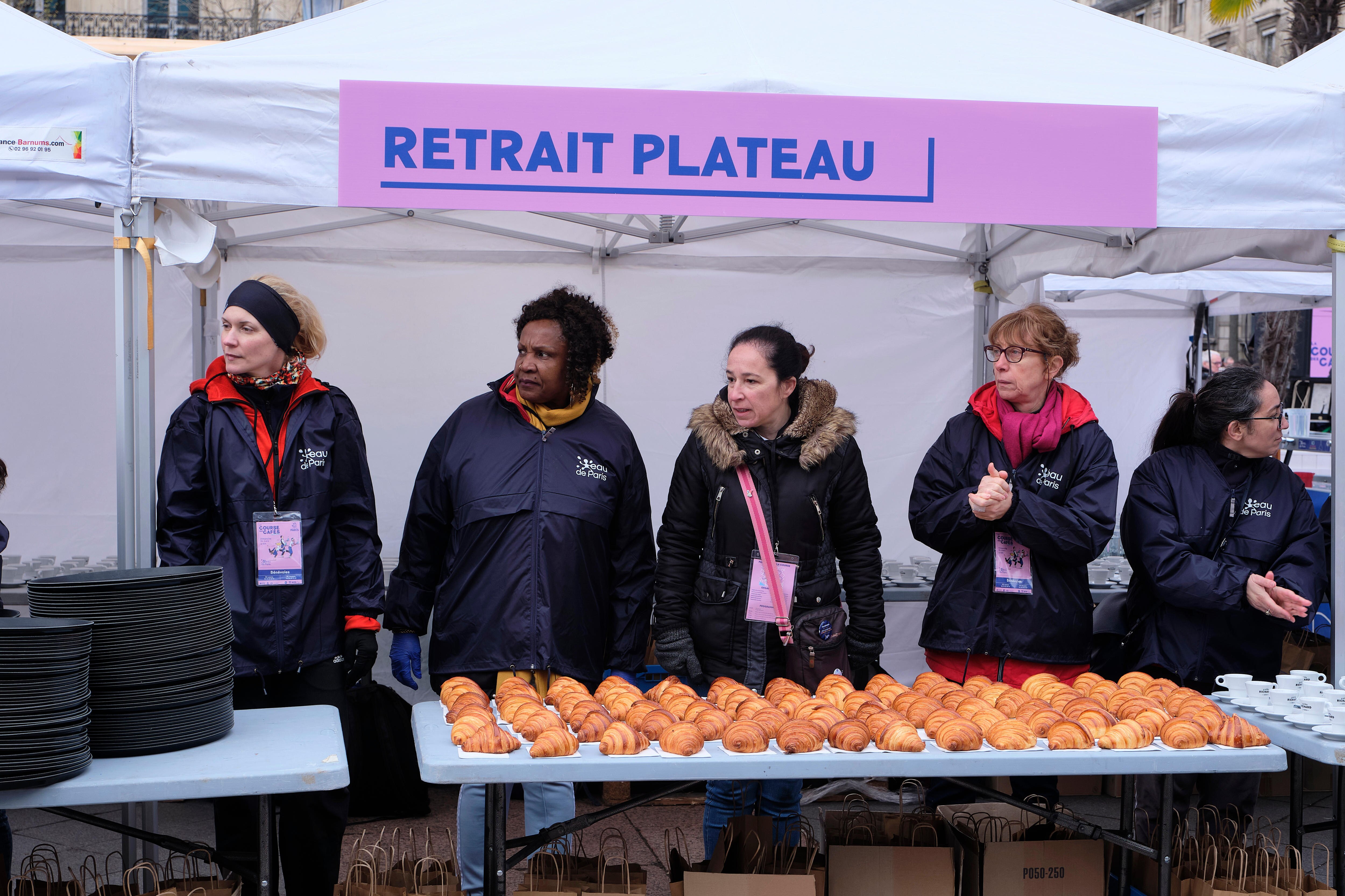 Paris revives century-old wait-staff race ahead of Olympic Games - ABC News