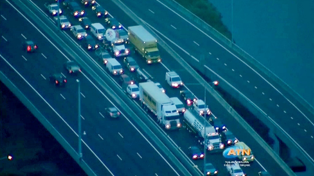 Bolte Bridge traffic: Multi-car crash triggers traffic headaches for ...