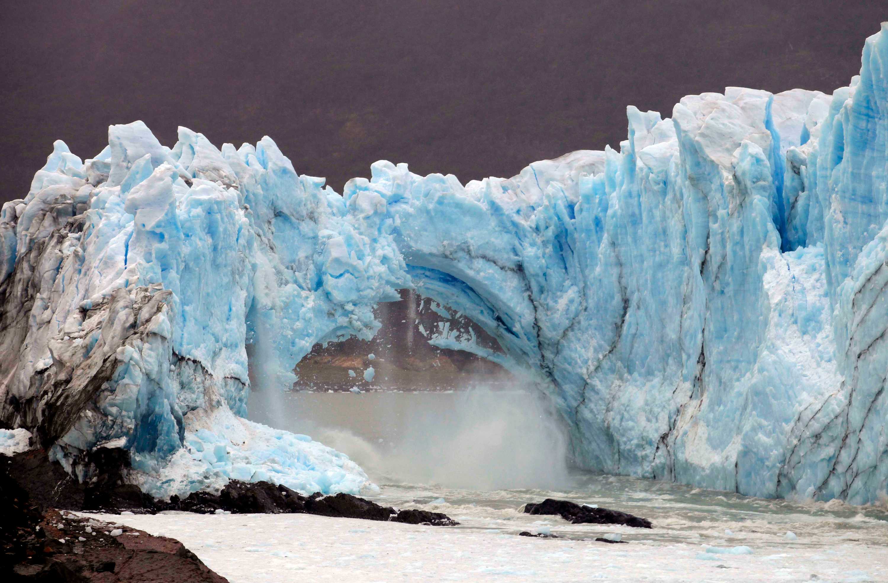 Ice bridge collapses at Perito Moreno Glacier in Argentina; hundreds ...