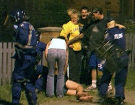 Brogden questions police riot tactics - ABC News