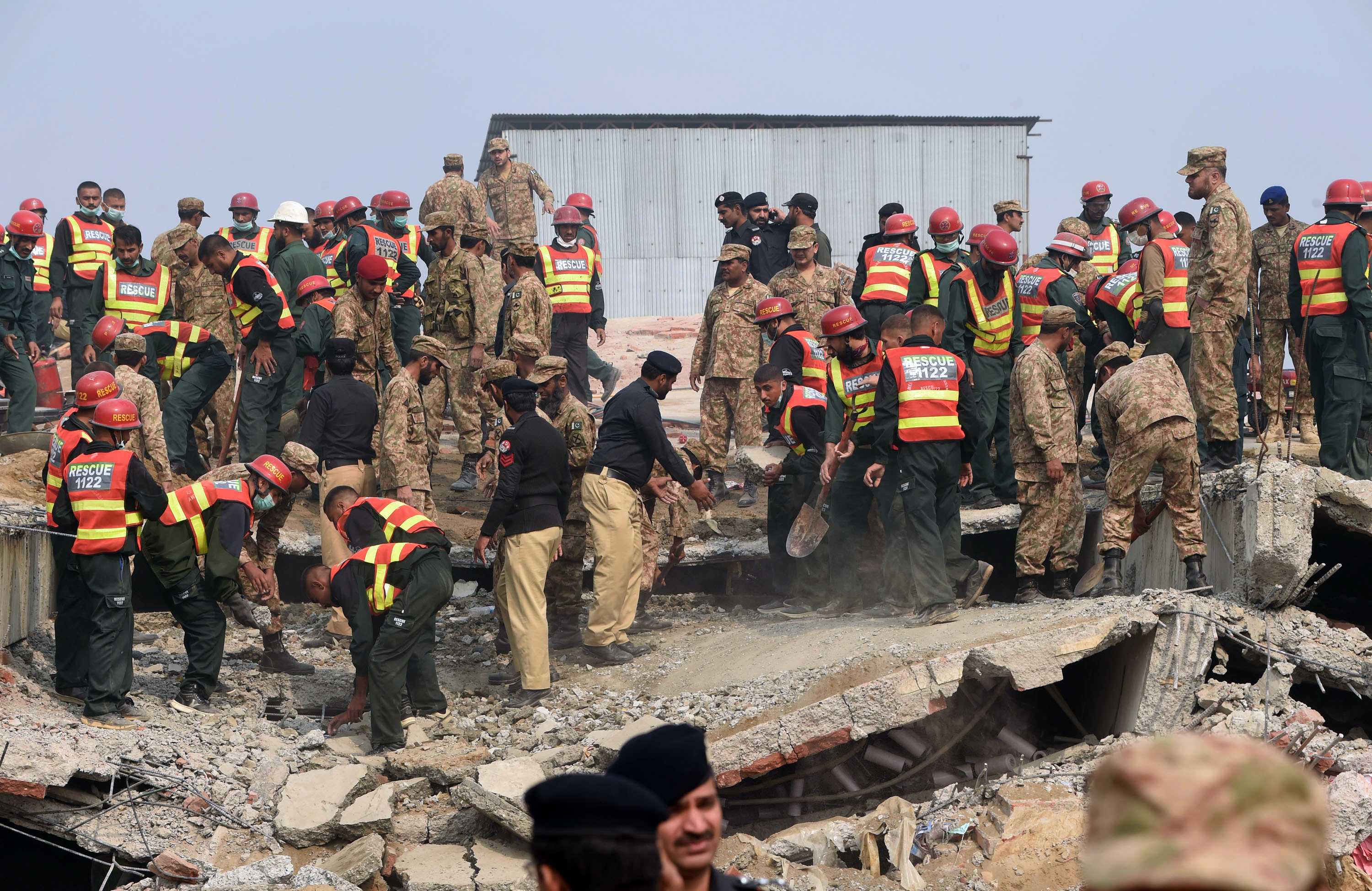 Pakistan factory collapse: Hopes fade for survivors as rescuers dig ...