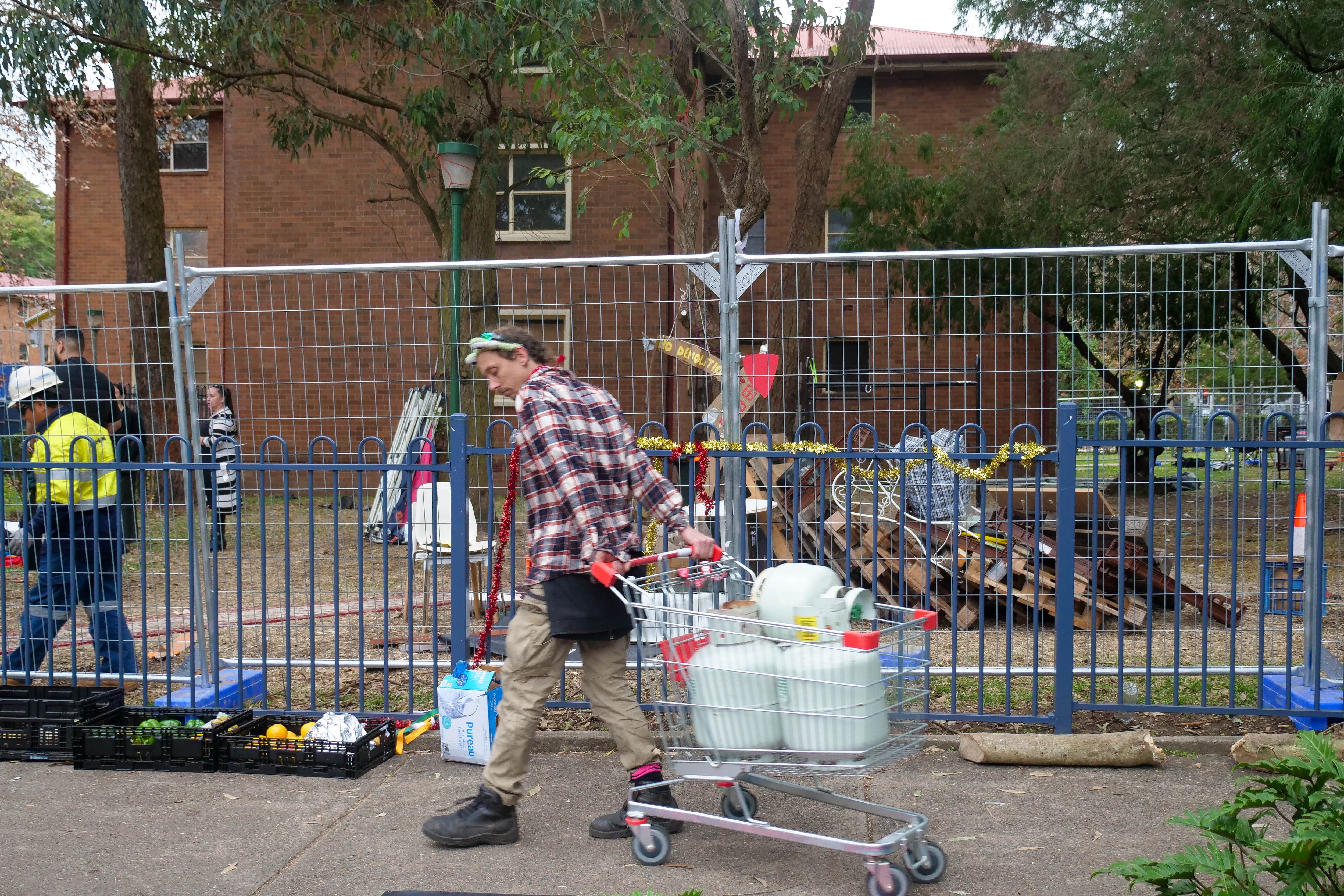 One arrested as police clear out Waterloo public housing demolition ...
