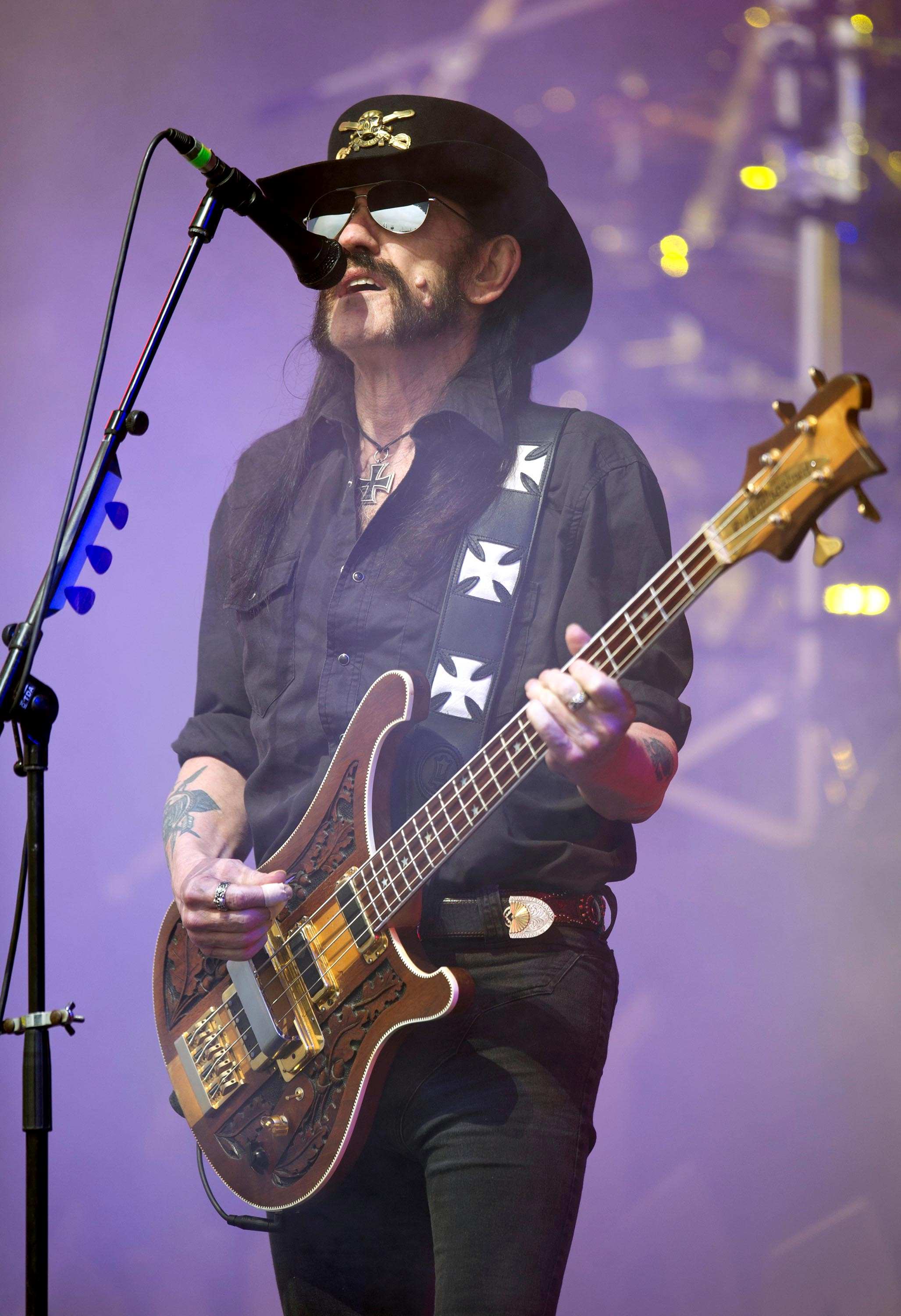 Lemmy Kilmister: Motorhead singer dies from cancer at age 70 - ABC News