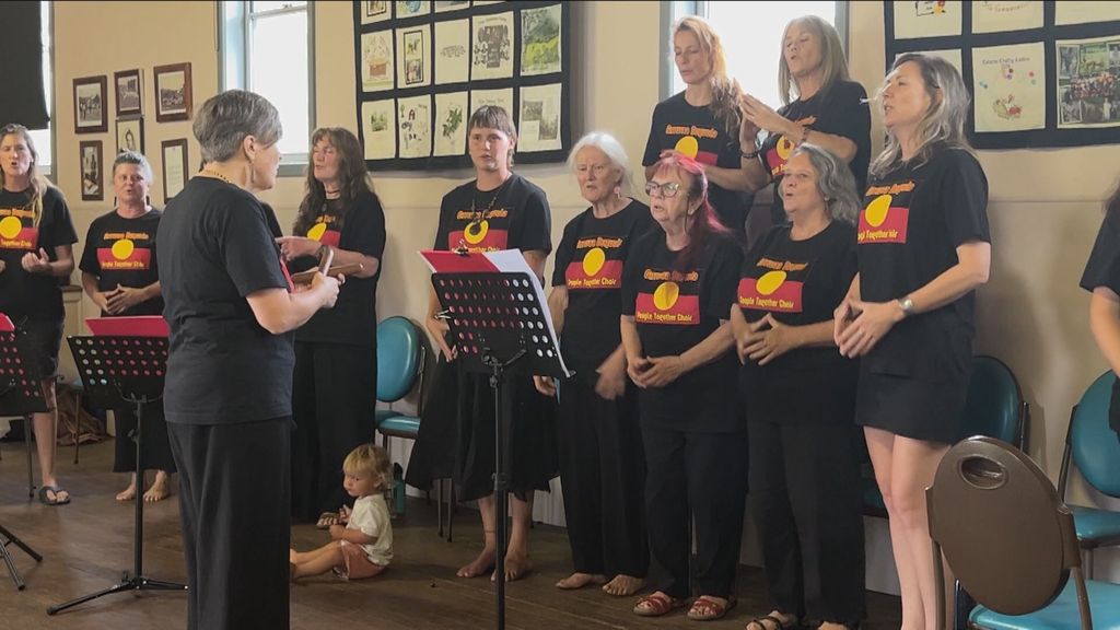 Indigenous language choir 'dissolves barriers' between people - ABC News