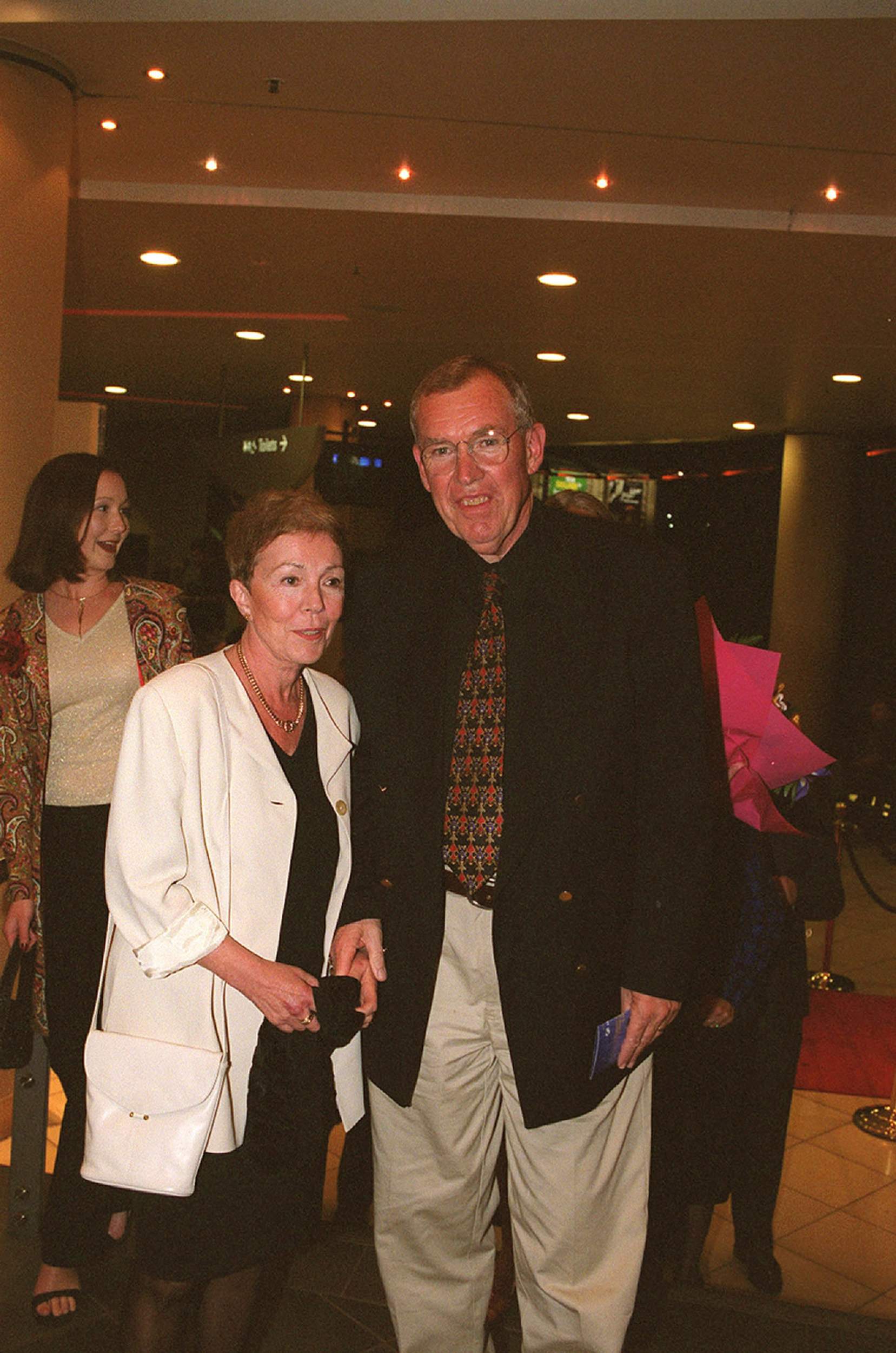 Journalist Peter Harvey dies after battle with cancer - ABC News