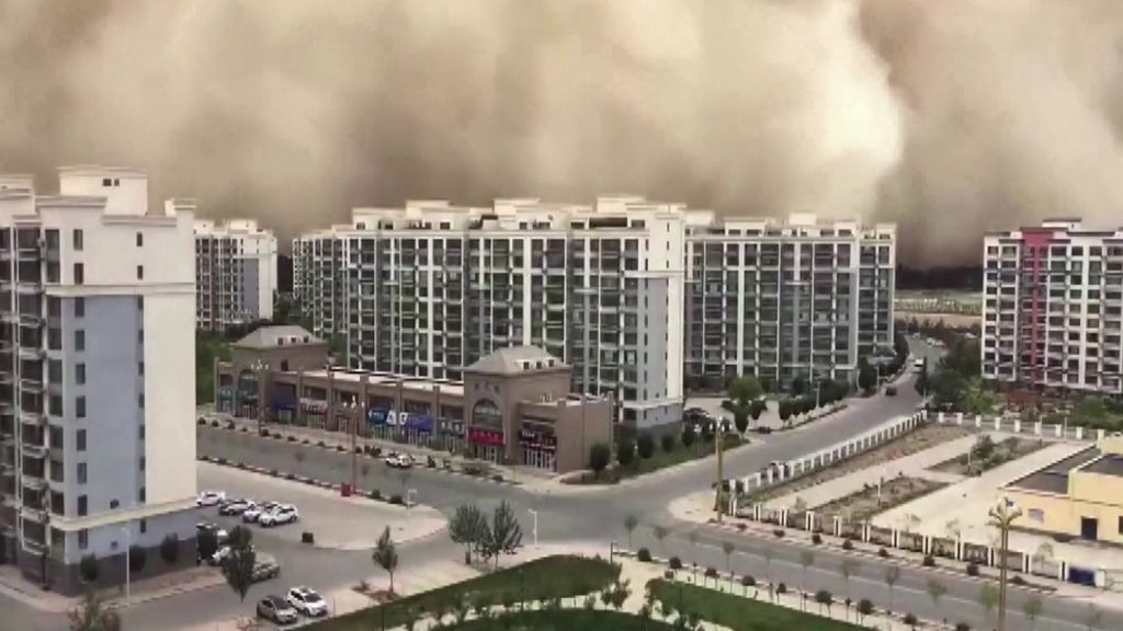 More than 1,000 in hospital with breathing difficulties as thick ...