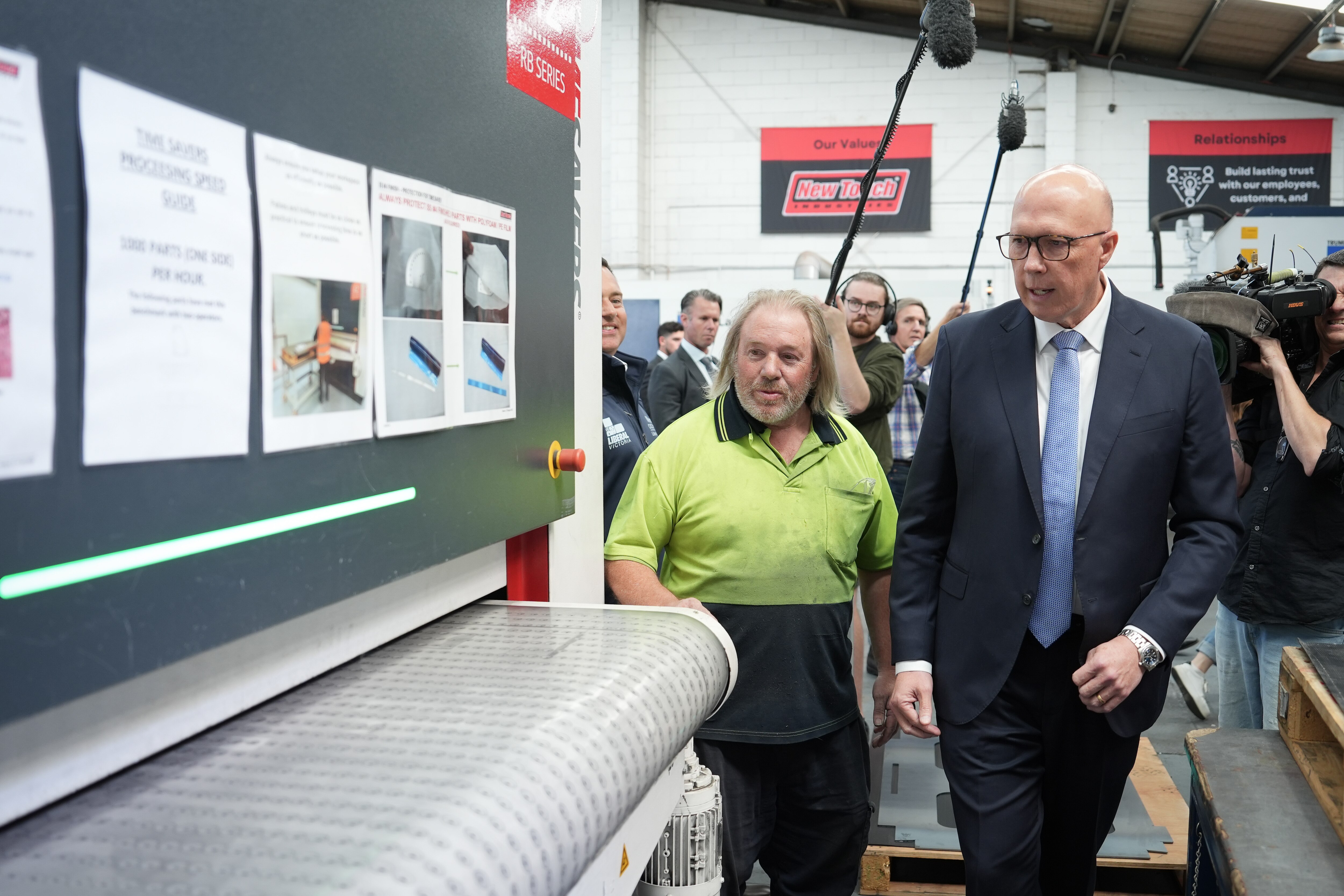 Albanese goes to Queensland, Dutton heads to Melbourne, as Australia ...