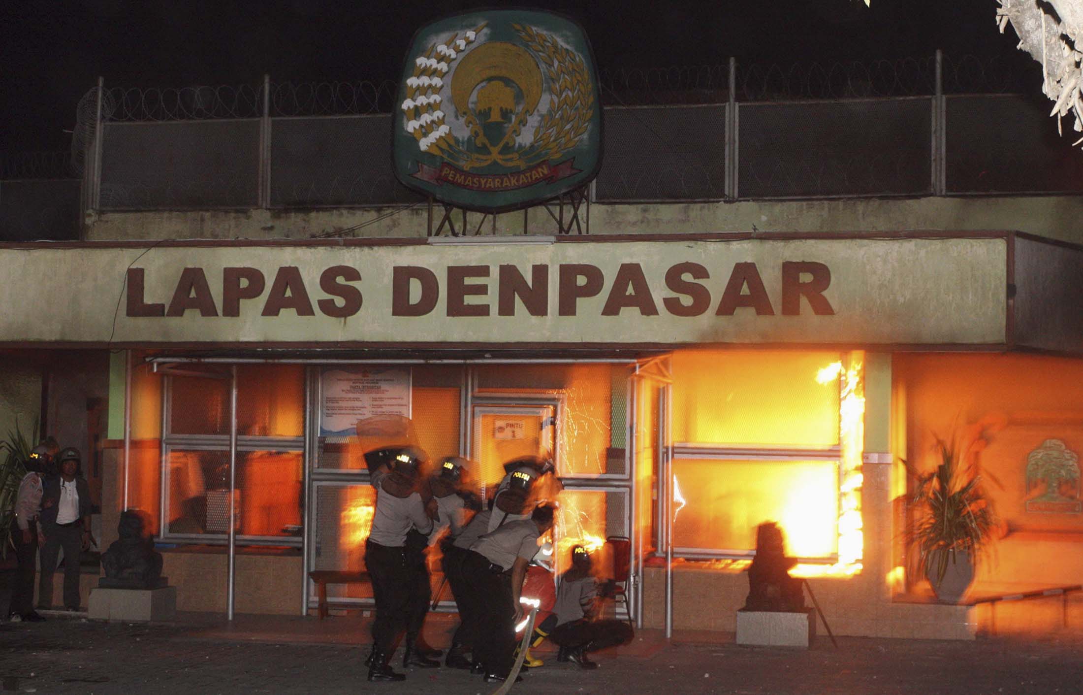 Prisoners seize Bali jail for second night - ABC News