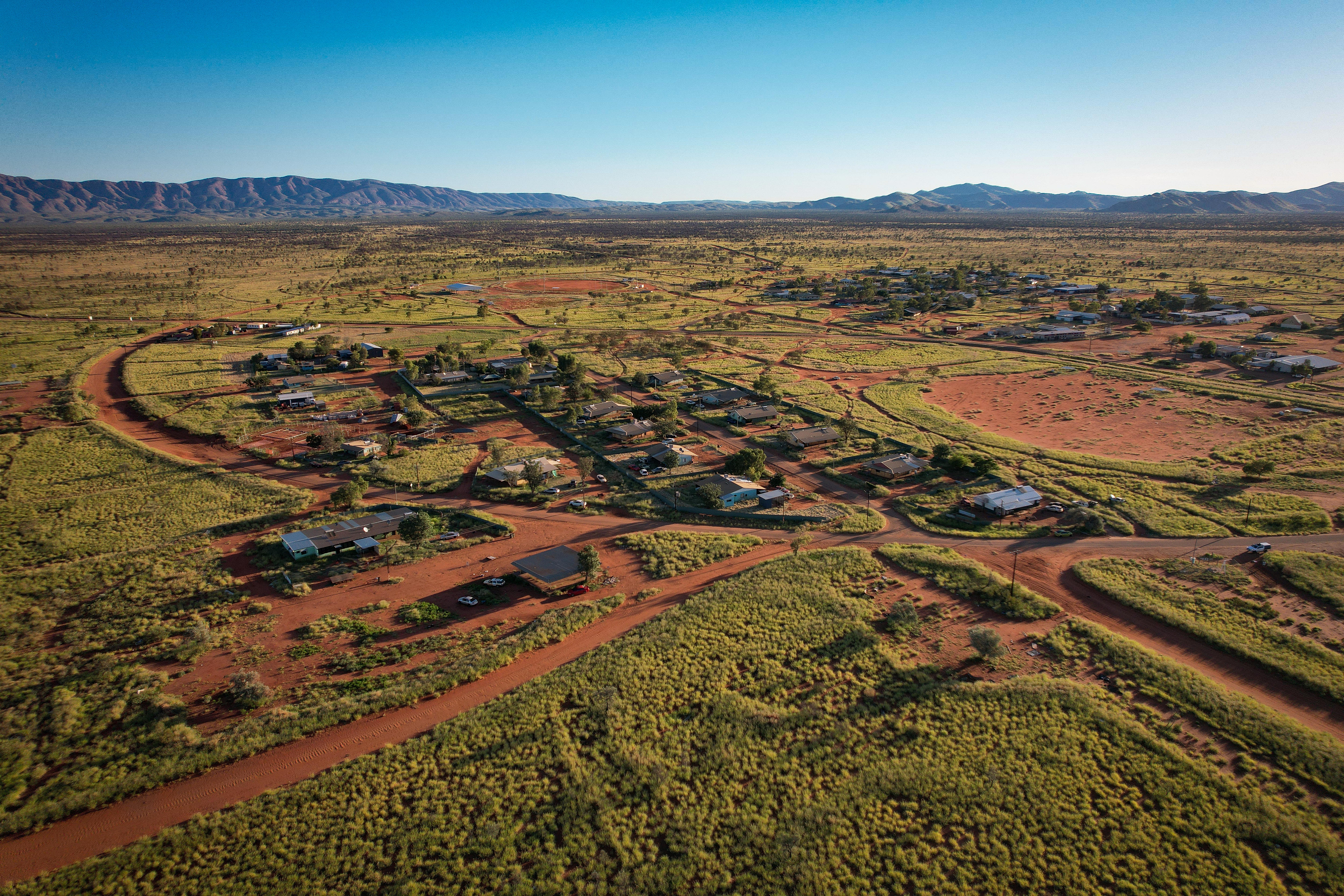 Papunya residents living in extreme heat sue NT government over unsafe ...