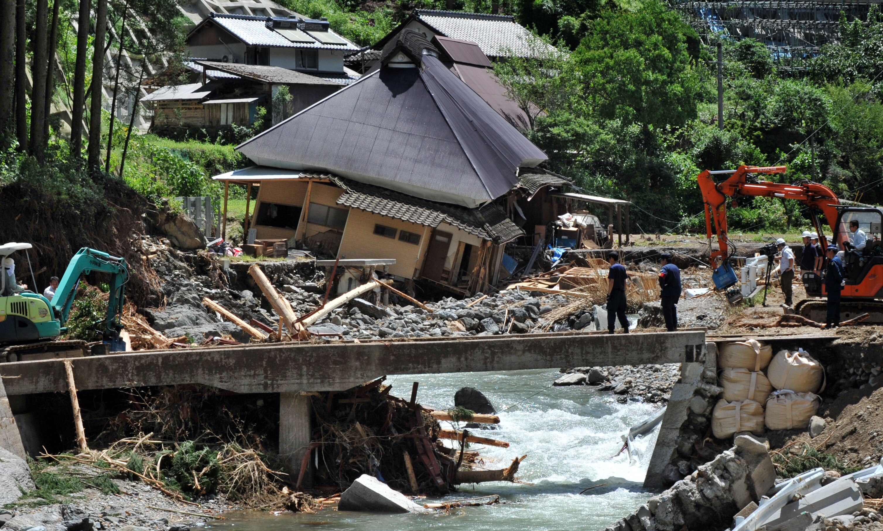 Typhoon passes by flood-ravaged Japan - ABC News