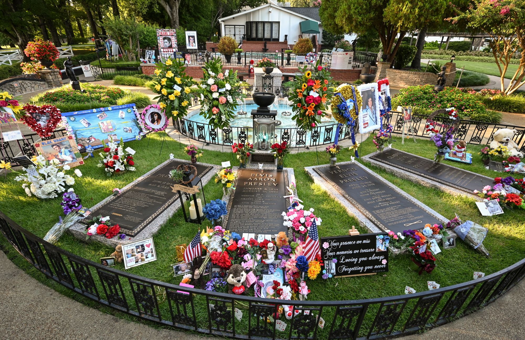 What happens to Graceland after Lisa Marie Presley's death? - ABC News