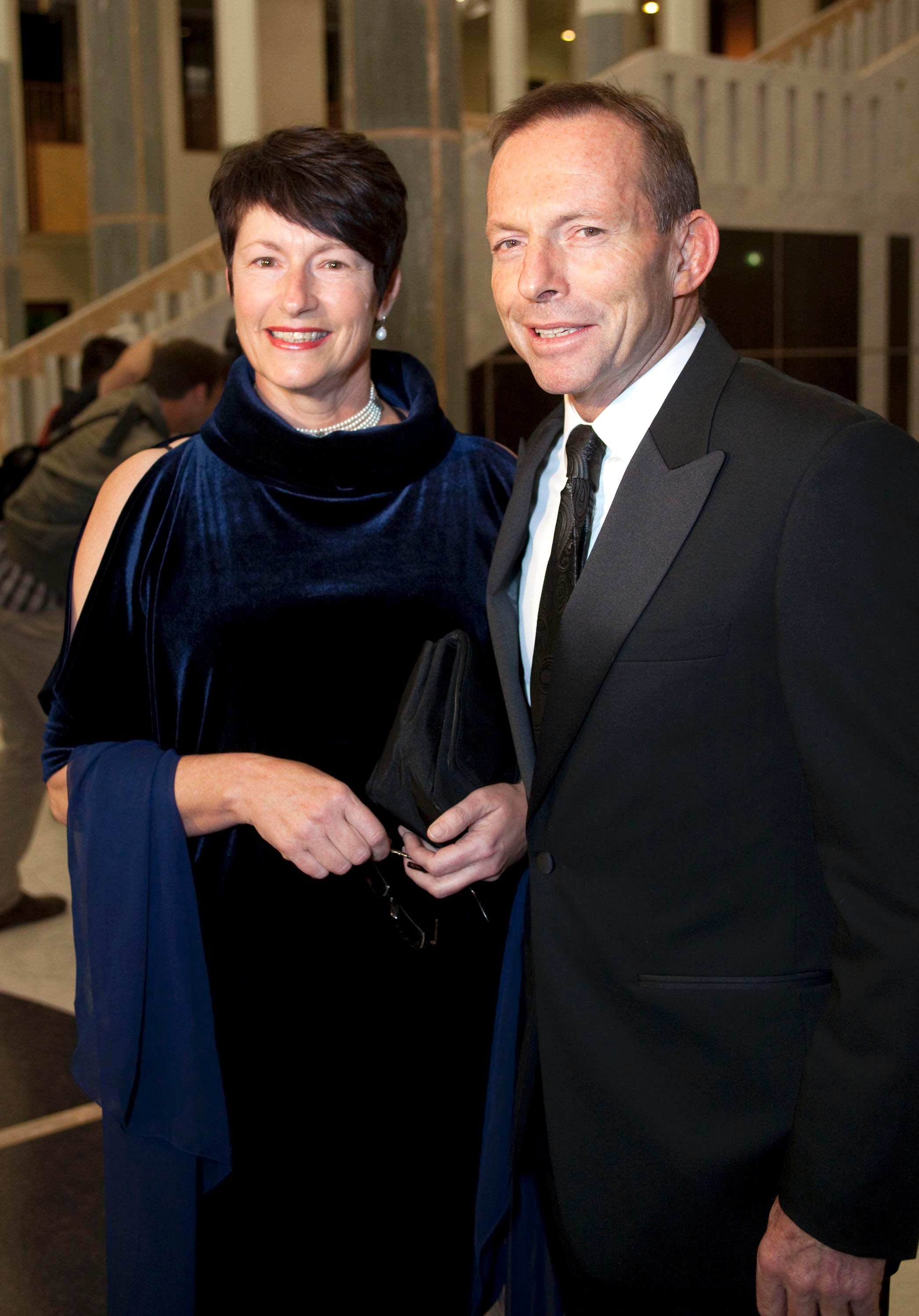 Wife defends Abbott over sexism claims - ABC News