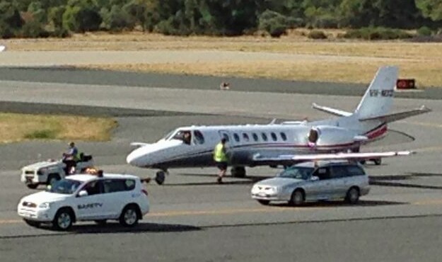 Jet aborts take-off at Perth airport - ABC News