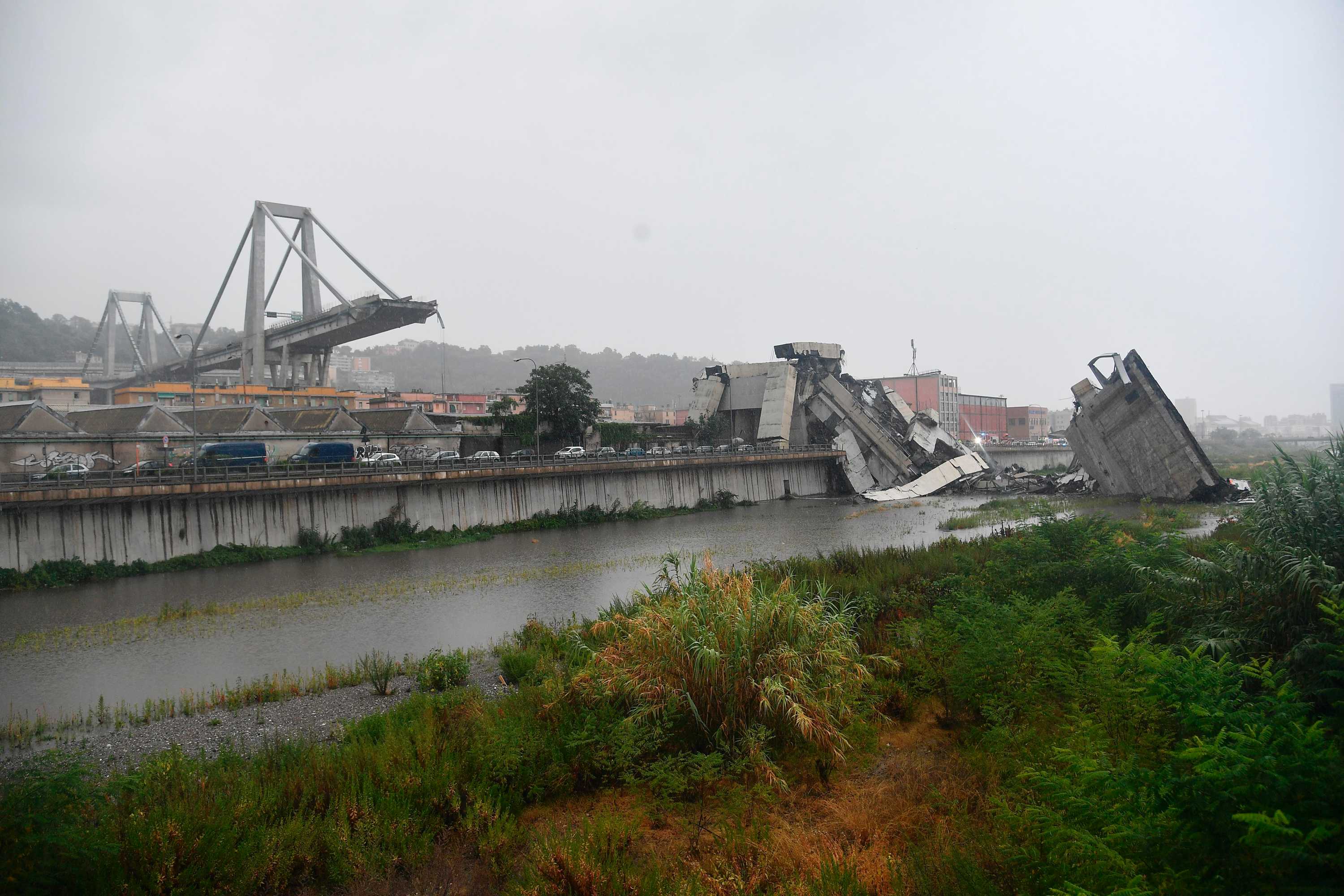 Italy bridge collapse: Pictures of an 'apocalyptic scene' in Genoa ...