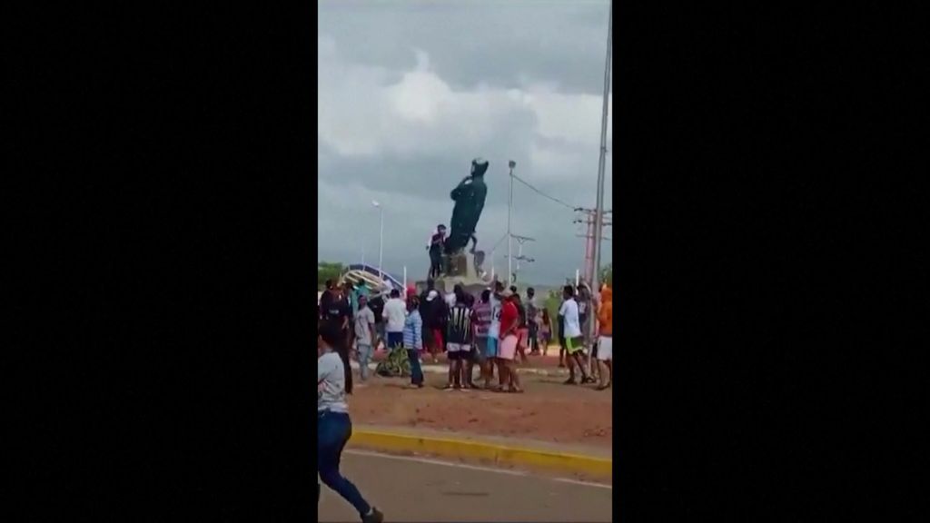 Statue of Hugo Chavez torn down amid Venezuela election protests - ABC News