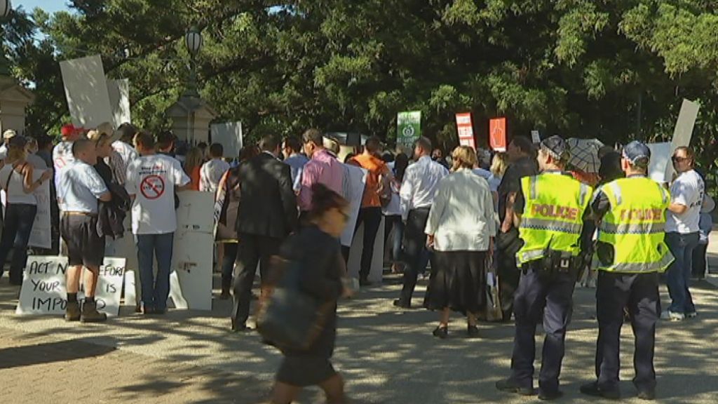Queensland dairy farms protest in Brisbane over industry crisis - ABC News