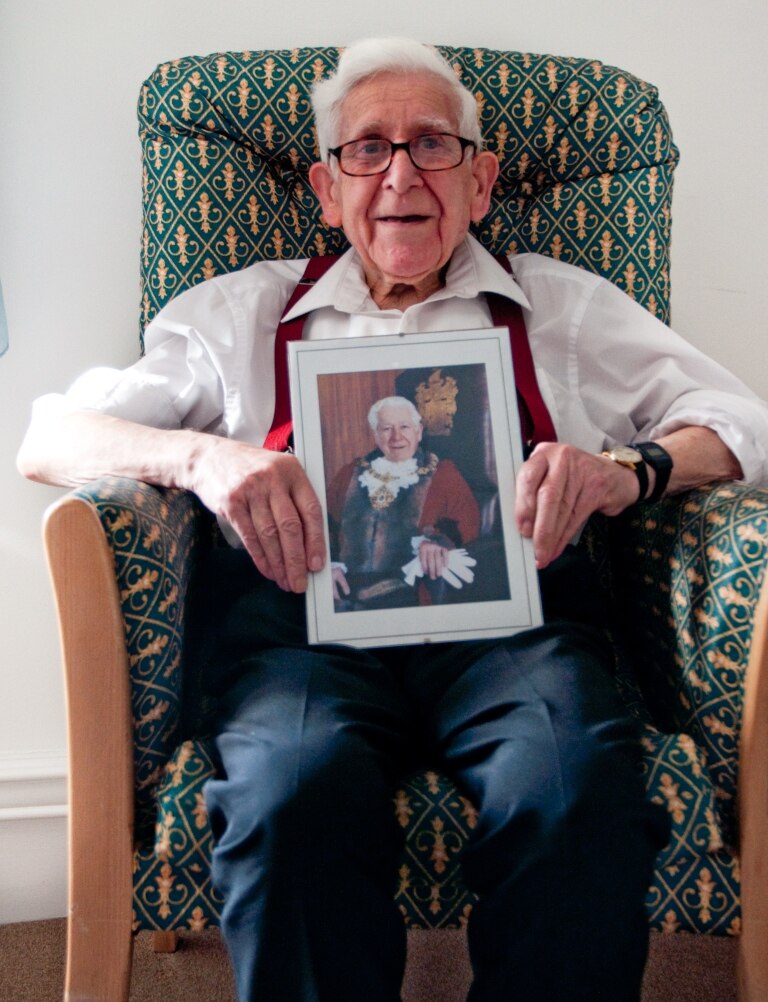 British veteran Bernard Jordan, 89, flees care home to join D-Day ...